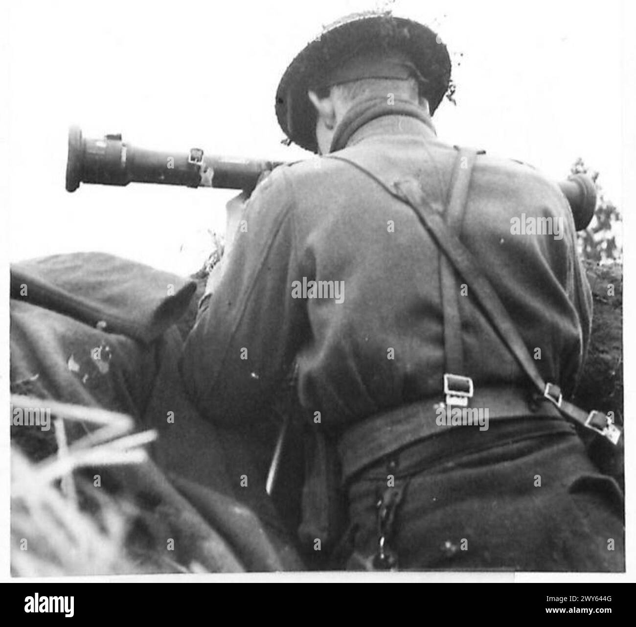 VICKERS MACHINE GUNS IN ACTION - The range finder operator checks up on ...
