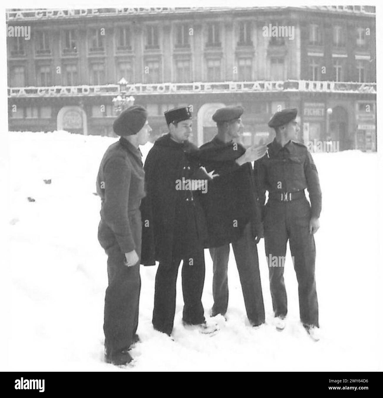 SNOW SCENES IN PARIS - The heavy fall of snow in Paris did not deter ...