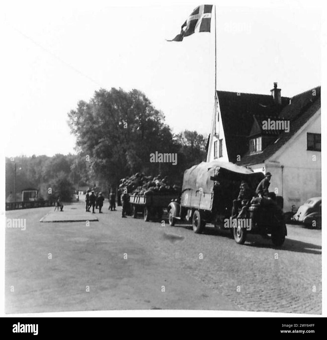 DISARMING THE GERMAN SOLDIERS CROSSING THE DANISH FRONTIER - German ...