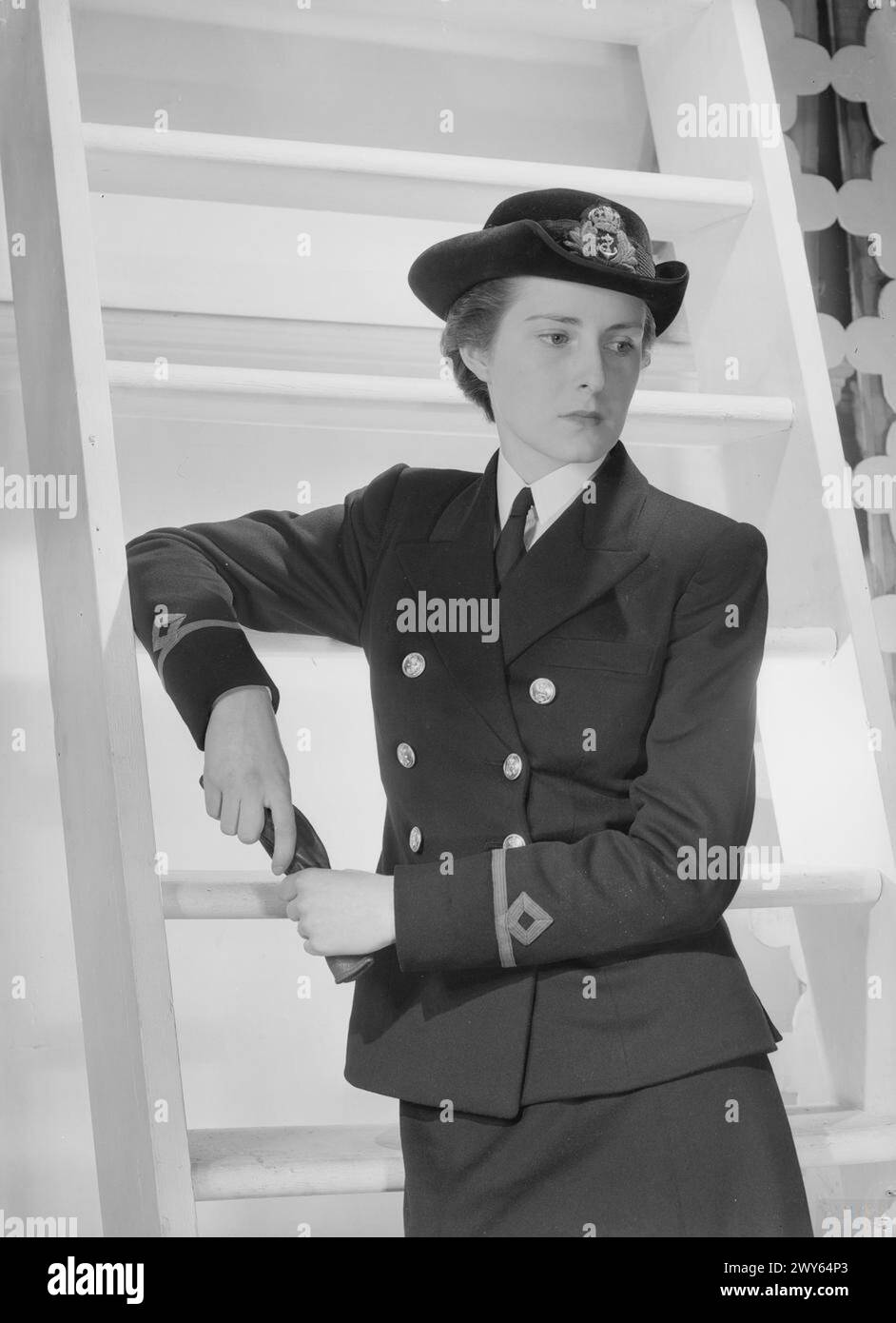WOMEN'S ROYAL NAVAL SERVICE. - An officer in the Wrens wears a navy ...