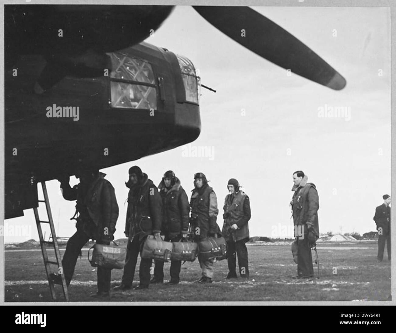 NEW ZEALAND CREW OF A WELLINGTON - Picture taken May 1941 shows the ...
