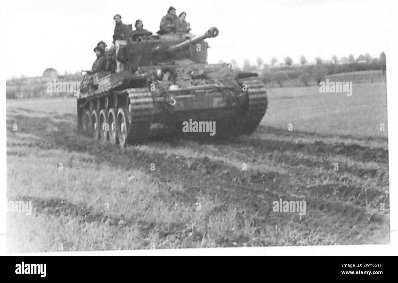 11TH ARMOURED DIVISION EAST OF THE ELBE - Comet tanks of the Fife and ...