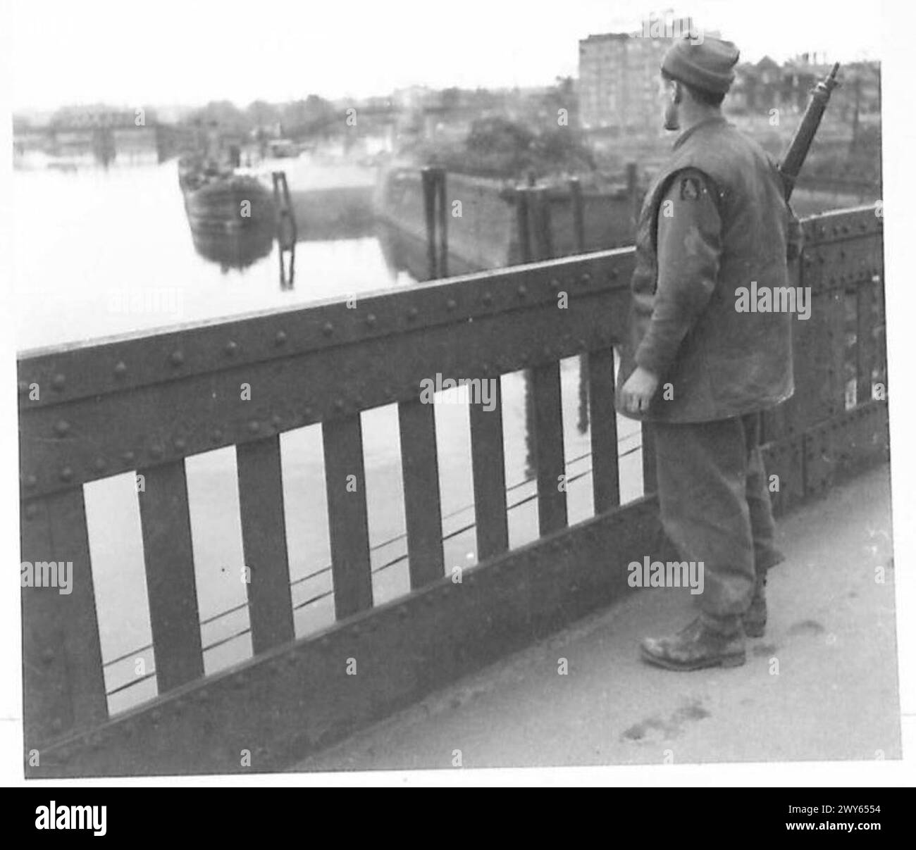 SURRENDER OF HAMBURG - Men of the D.L.I. 7th Armoured Division guard ...