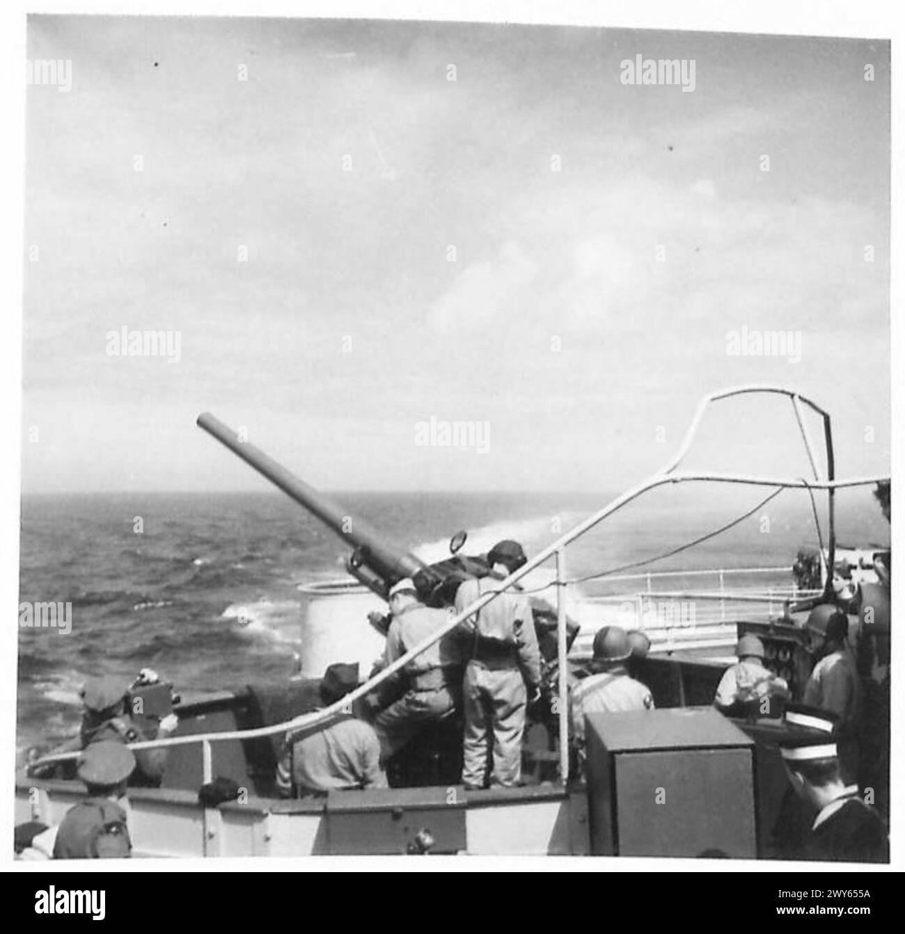 H.M.TROOPSHIP "QUEEN ELIZABETH" - An American gun crew at work aboard ...