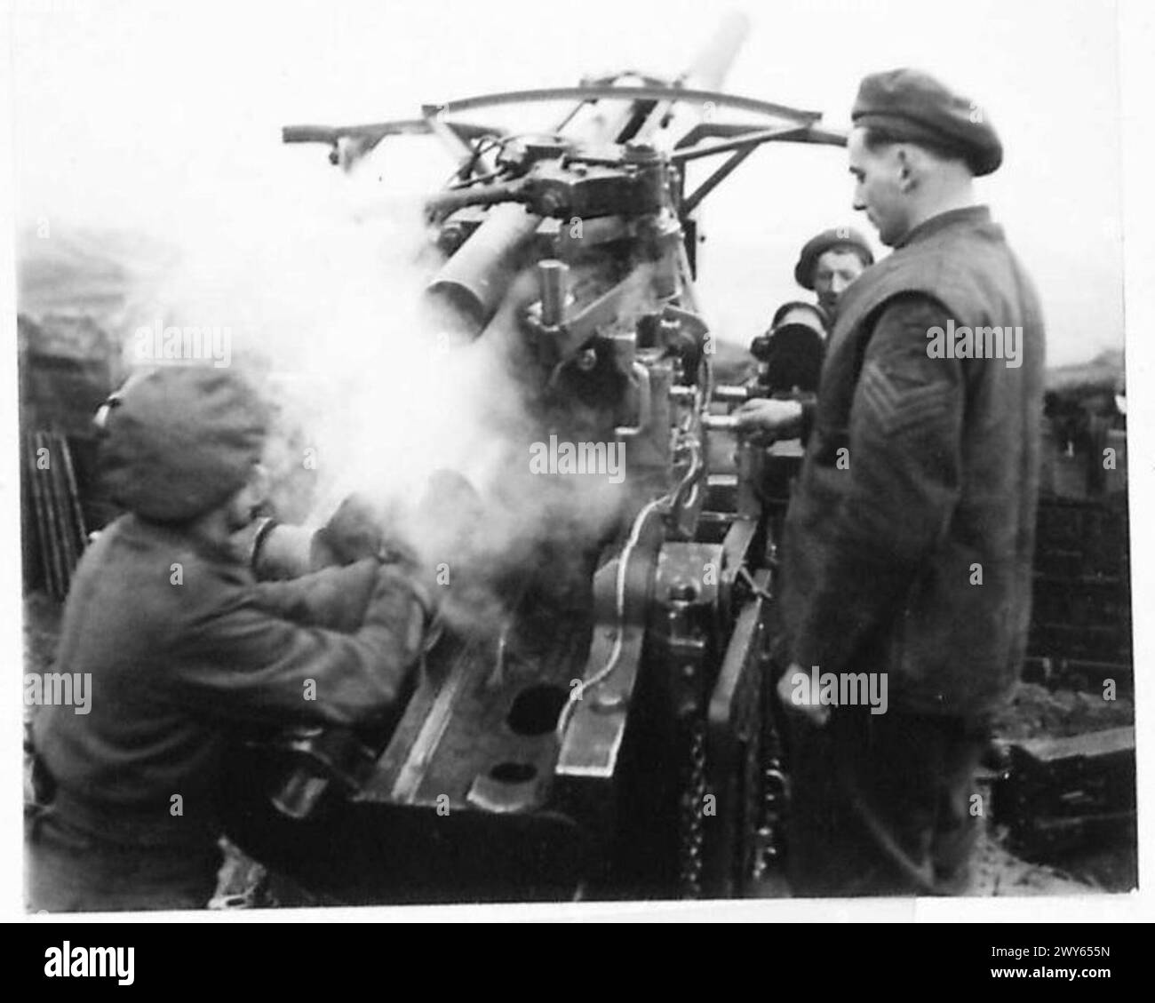 LONDON BLITZ GUNS IN HOLLAND - Loading - Gun crew of Sgt. H. Clinker ...