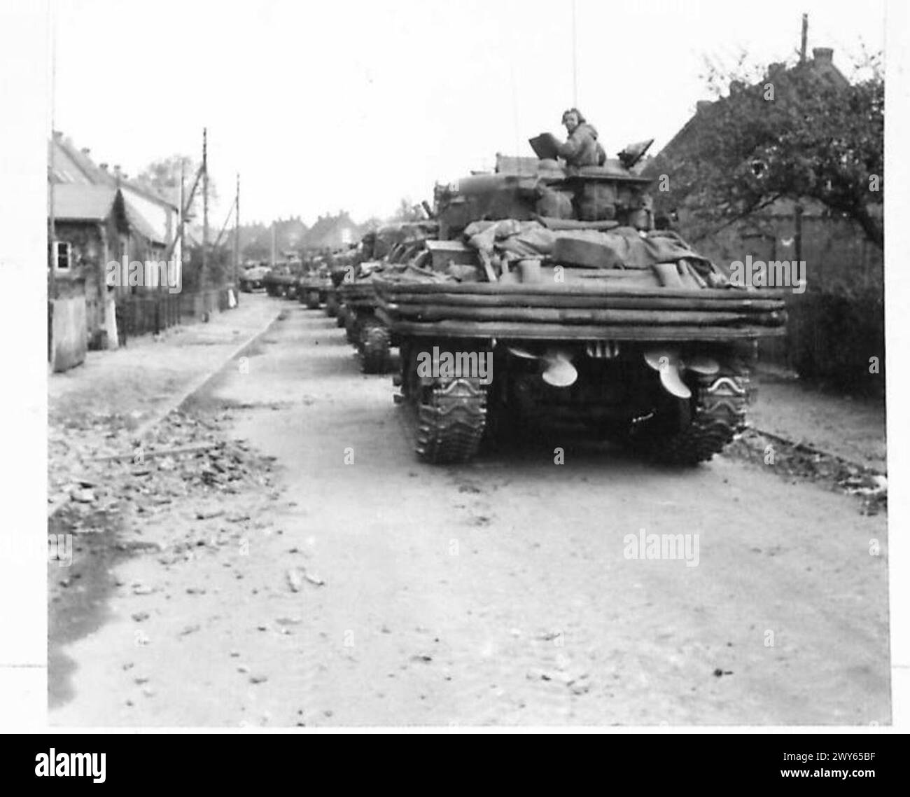 BRITISH COMMANDOS TAKE LAUENBURG [ELBE BRIDGEHEAD] - Amphibious ...