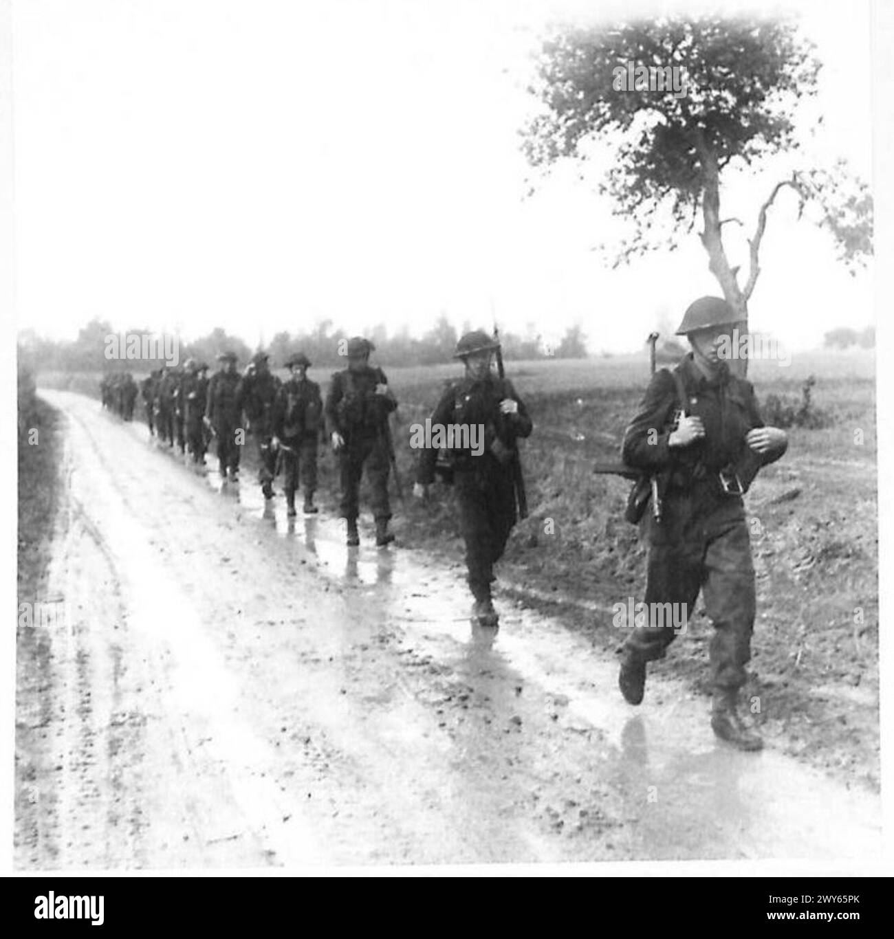 BRITISH ATTACK IN FRANCE - Gordon Highlanders moving forward in heavy ...