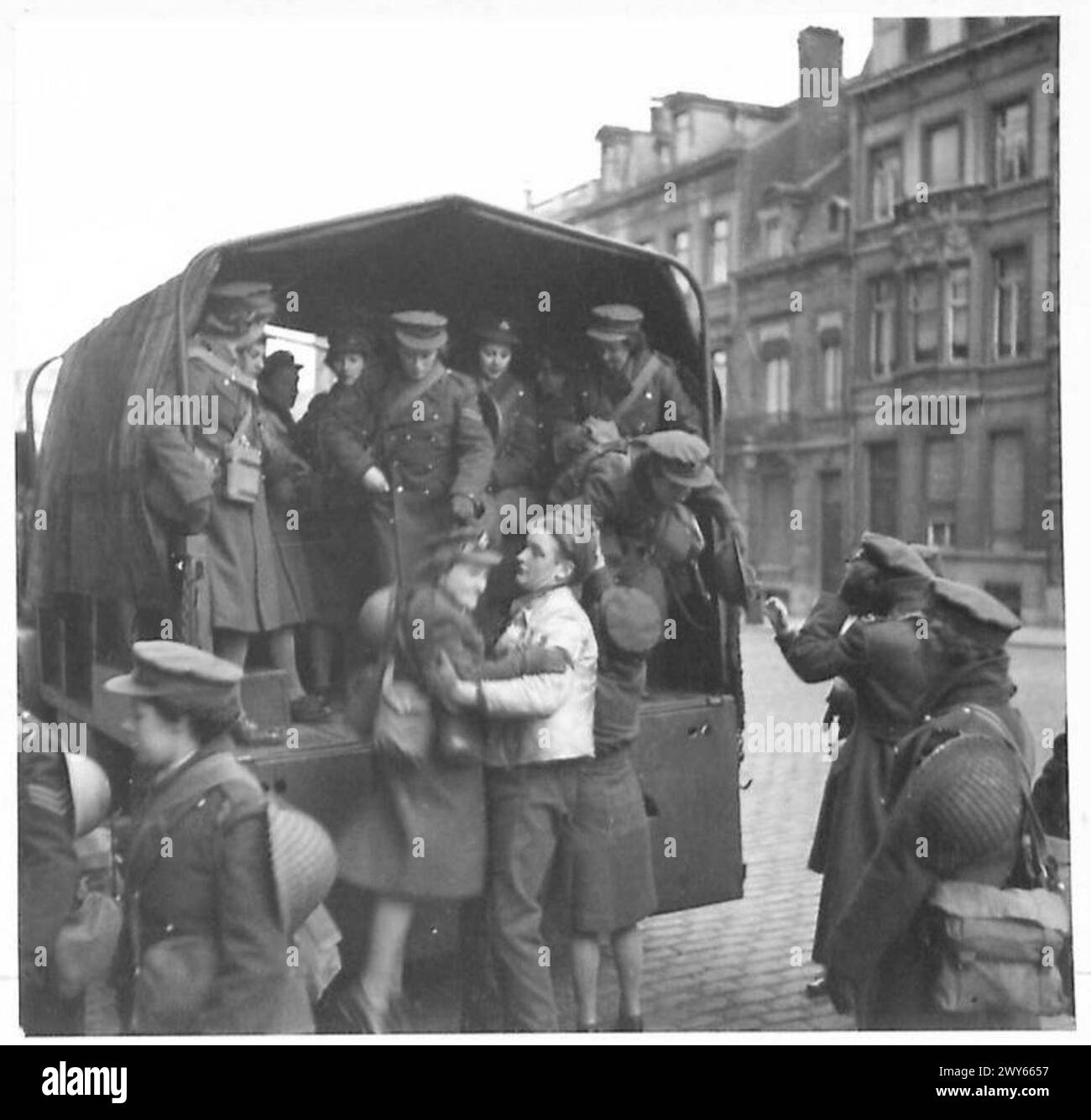 A.T.S. ARRIVE BY AIR FROM ENGLAND - The A.T.S. arriving at their H.Q ...