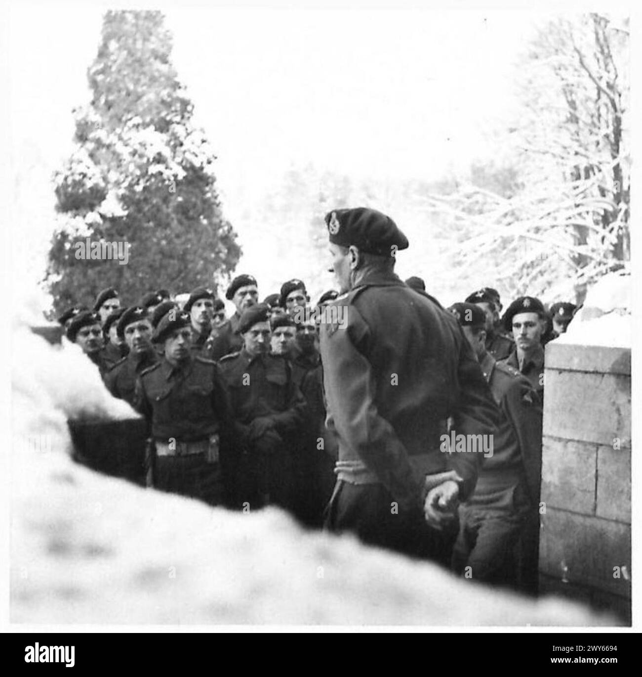 HOW AIRBORNE COMMANDANT VISITS HIS TROOPS - The Commander-in-Chief ...