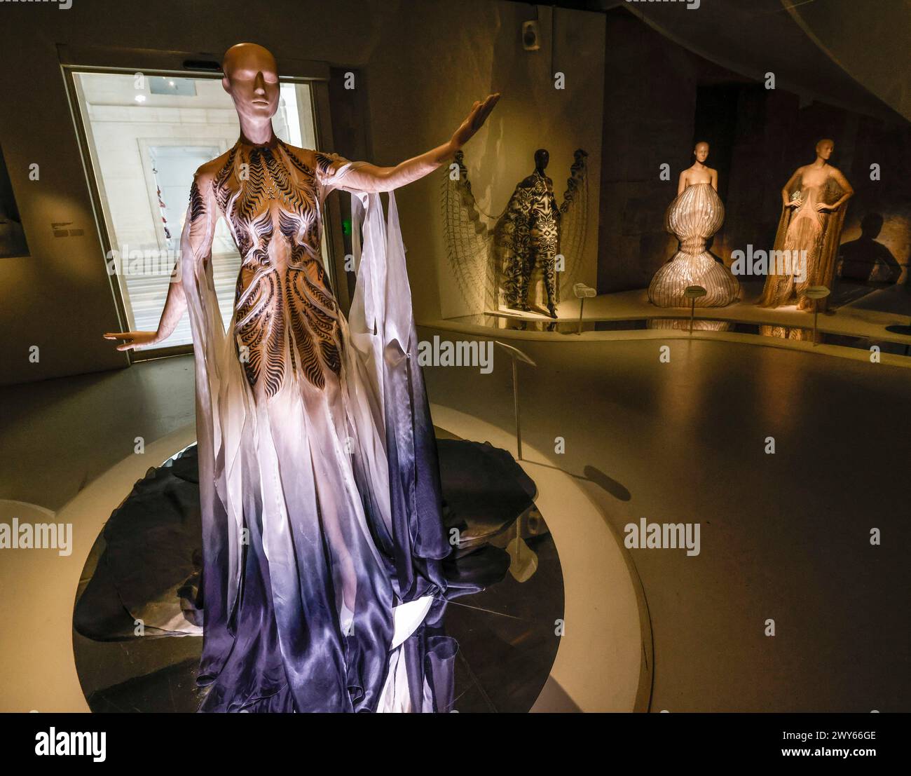 IRIS VAN HERPEN VISIONARY FASHION AT MUSEE DES ARTS DECORATIFS PARIS ...