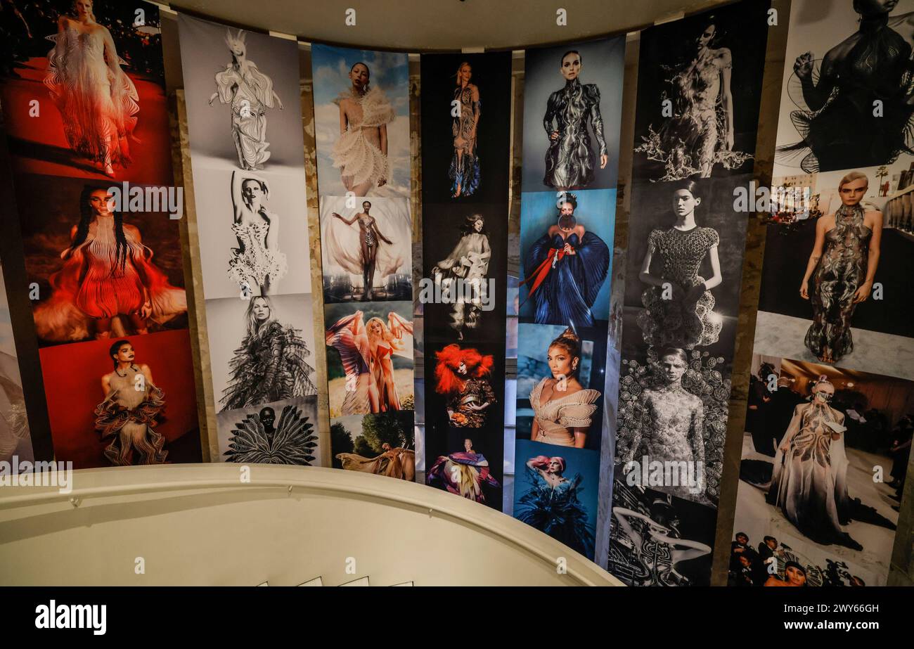 IRIS VAN HERPEN VISIONARY FASHION AT MUSEE DES ARTS DECORATIFS PARIS ...