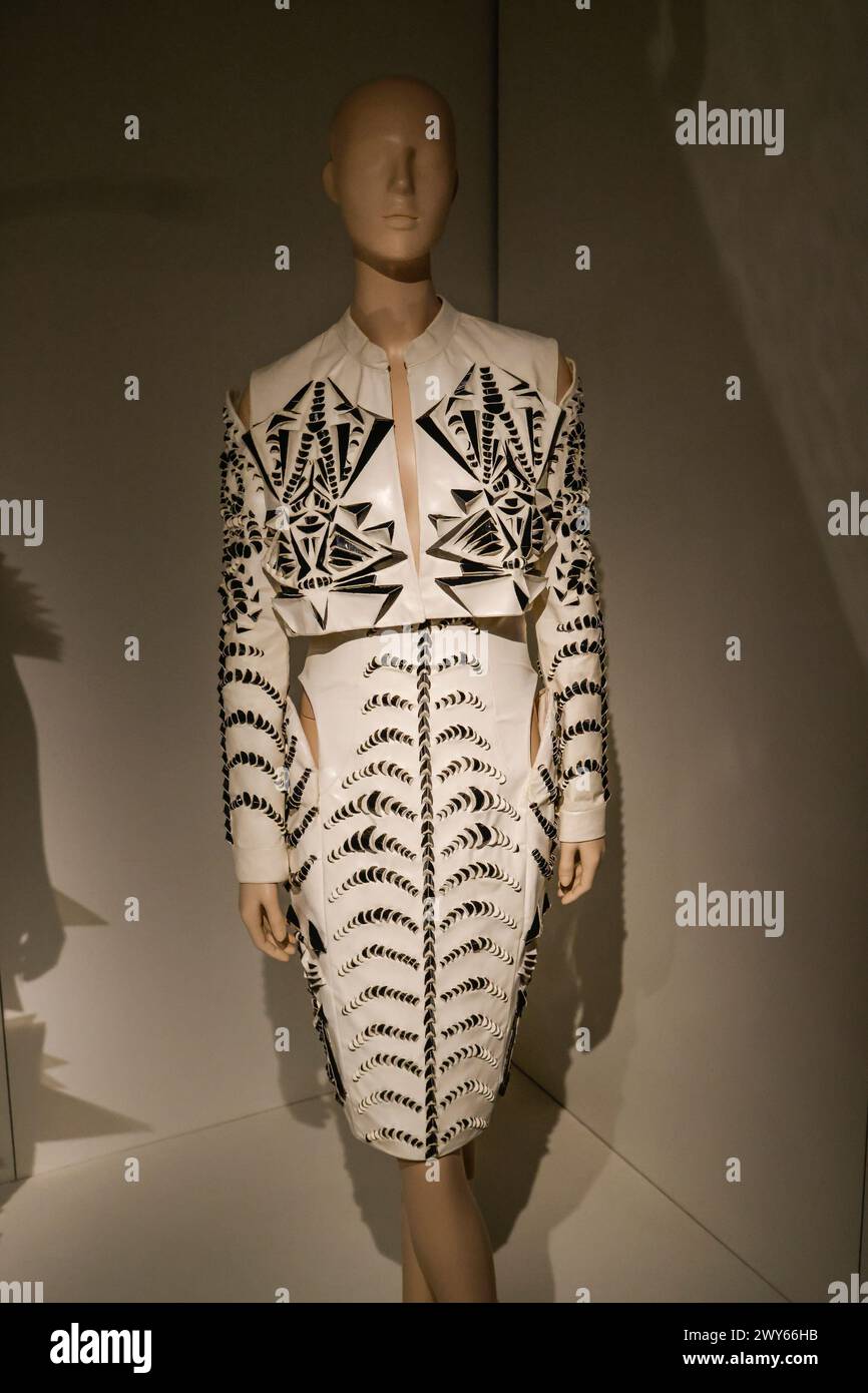 IRIS VAN HERPEN VISIONARY FASHION AT MUSEE DES ARTS DECORATIFS PARIS ...