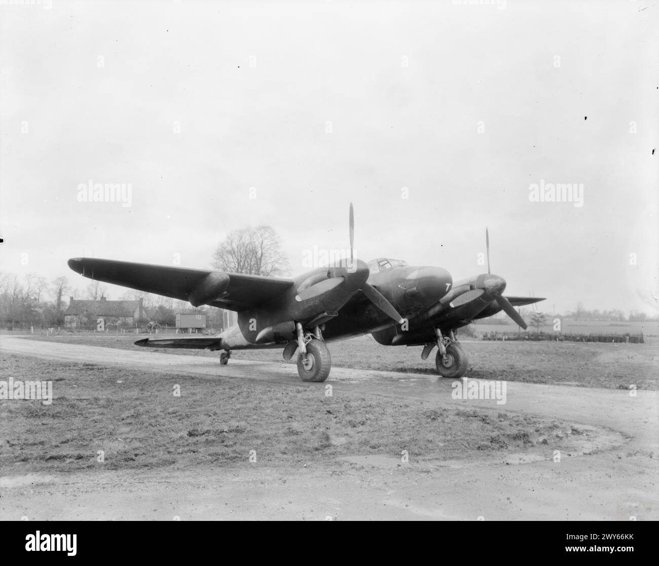 AIRCRAFT OF THE ROYAL AIR FORCE 1939-1945: DE HAVILLAND DH 98 MOSQUITO ...