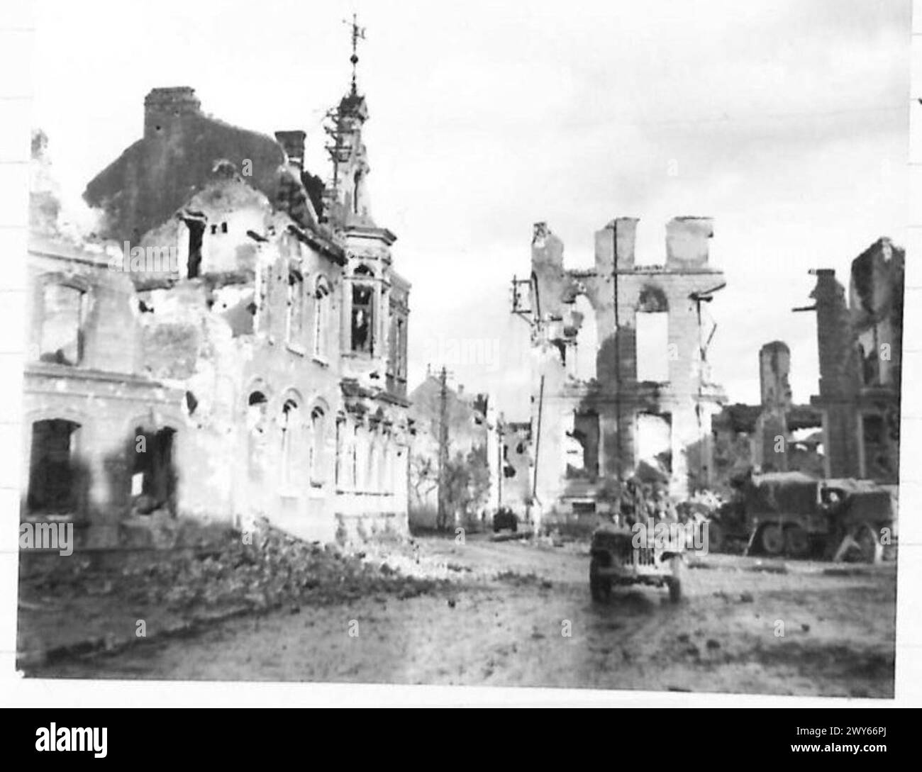 Urban scene damaged buildings Black and White Stock Photos & Images - Alamy