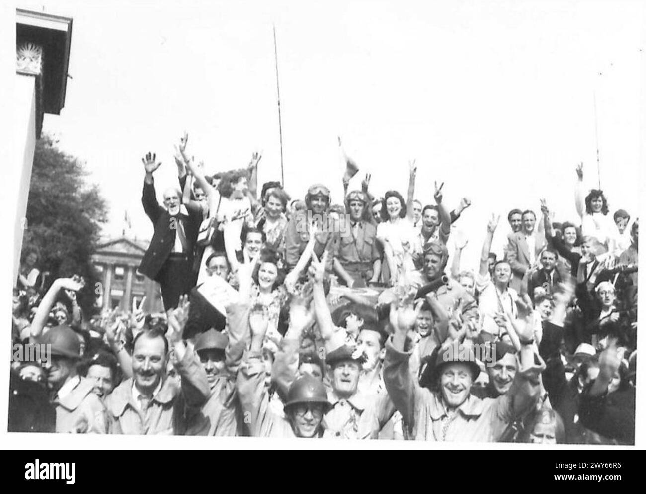 GENERAL DE GAULLE IN PARIS - These photographs show how the people of ... GENERAL DE GAULLE IN PARIS - These photographs show how the people of ...