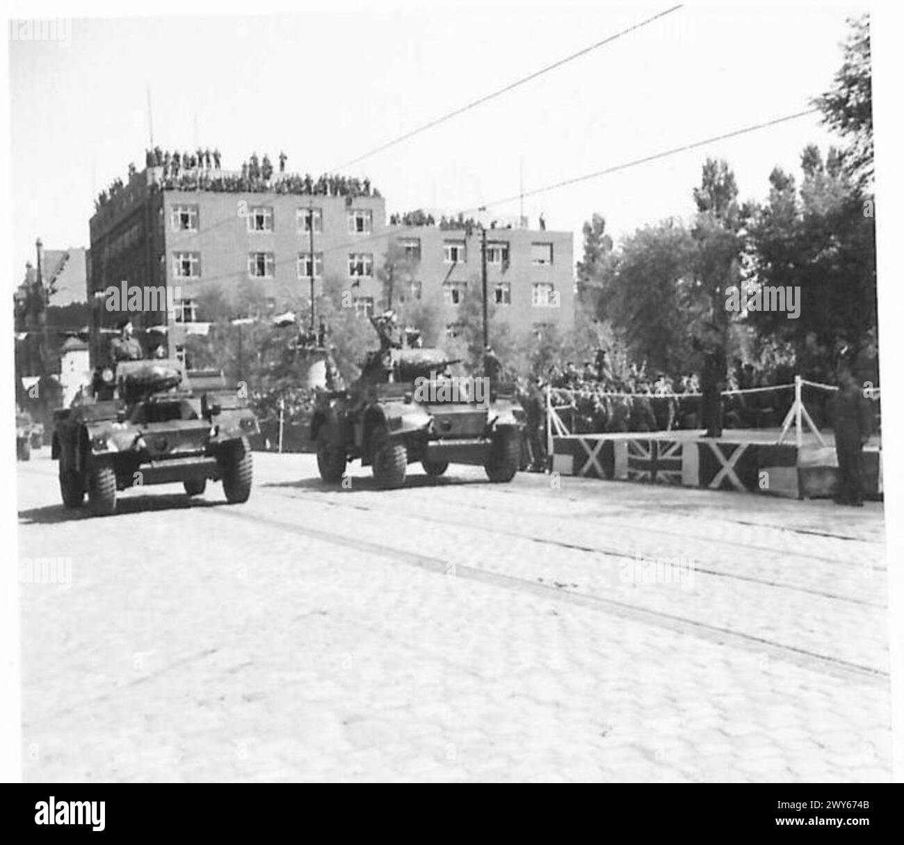 51ST HIGHLAND DIVISION : VICTORY PARADE - Armoured vehicles, tanks ...