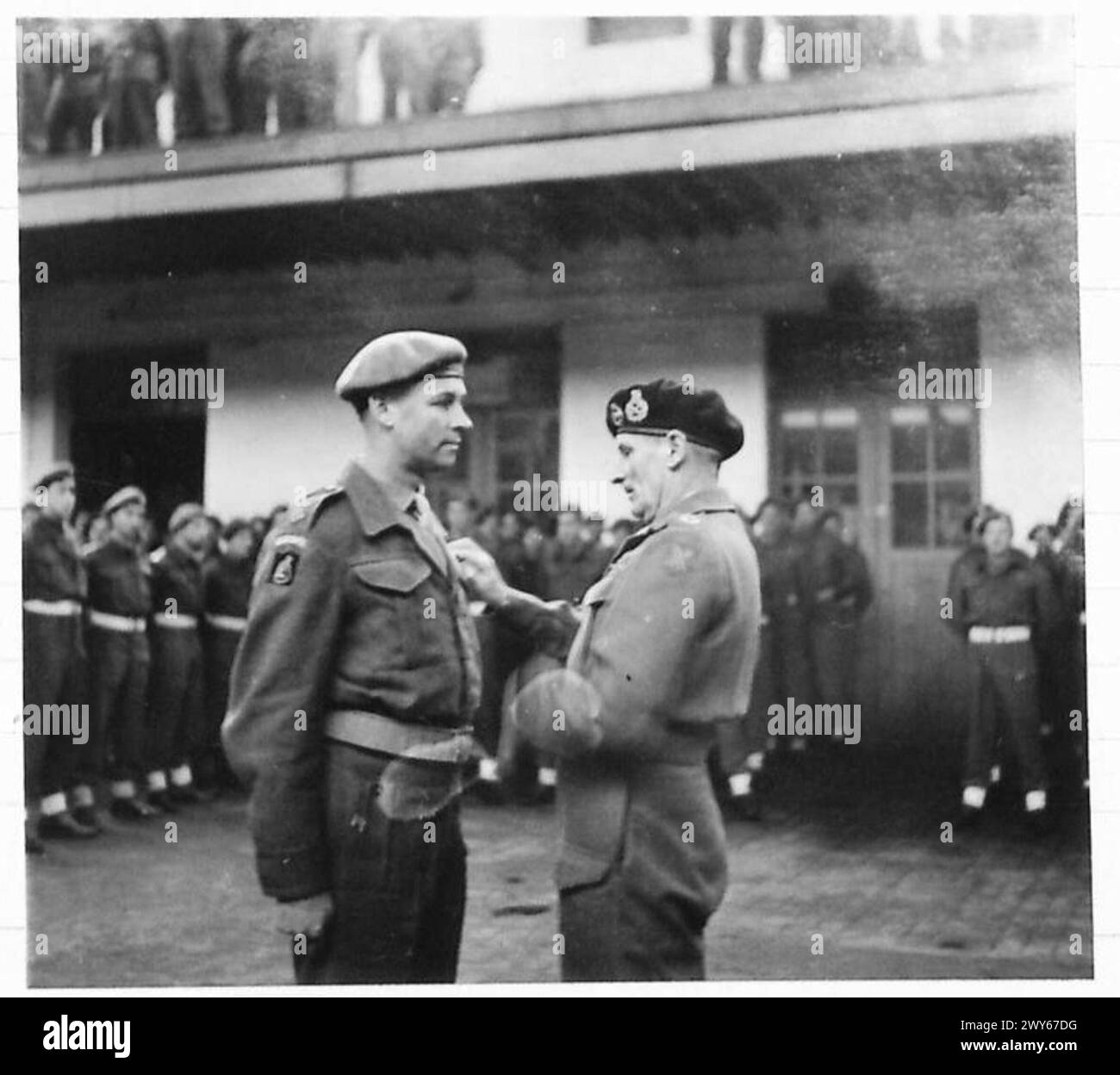 "DESERT RATS" INVESTITURE - Lt-Col I.H. Freeland, 1/9 Queen's receives ...