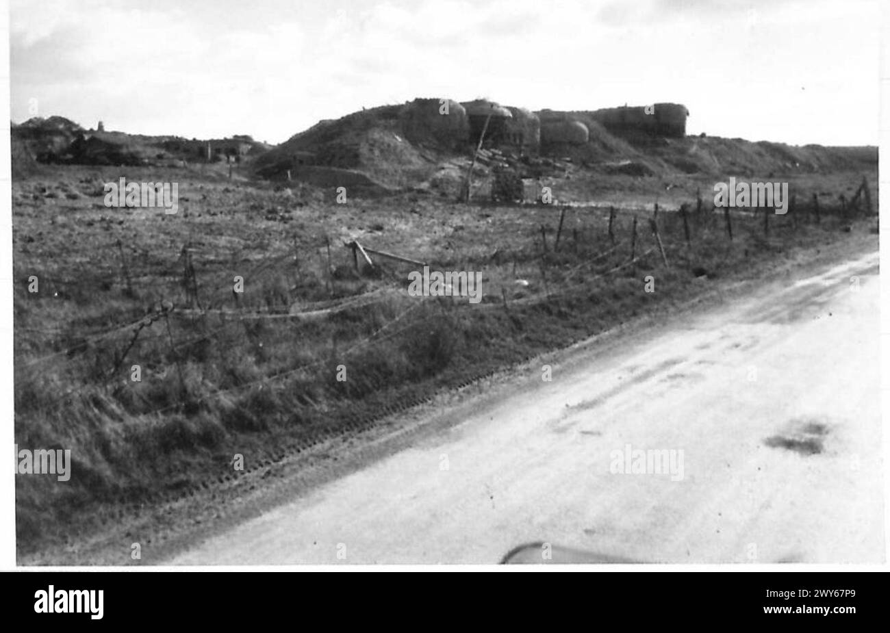 BOULOGNE DEFENCES AND GUNS THAT FIRED ON DOVER. - General view of the ...