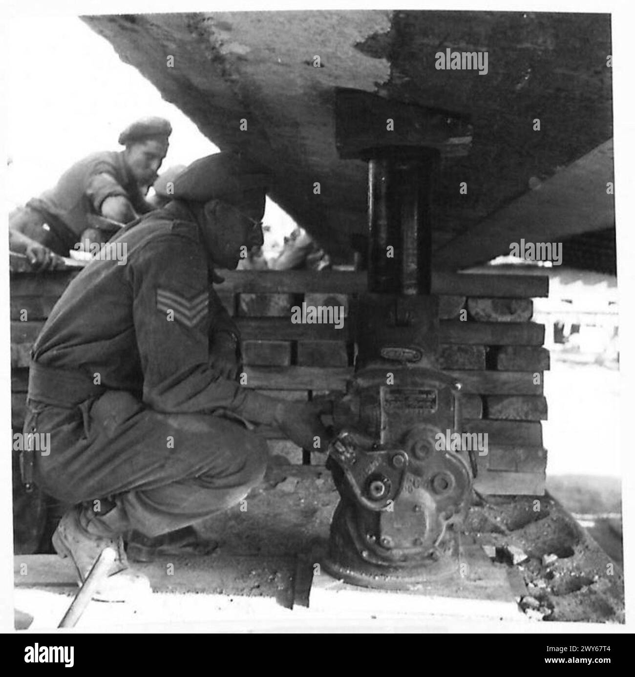 BRIDGE REBUILDING IN CAEN - Operating one of the 100 ton jacks ...