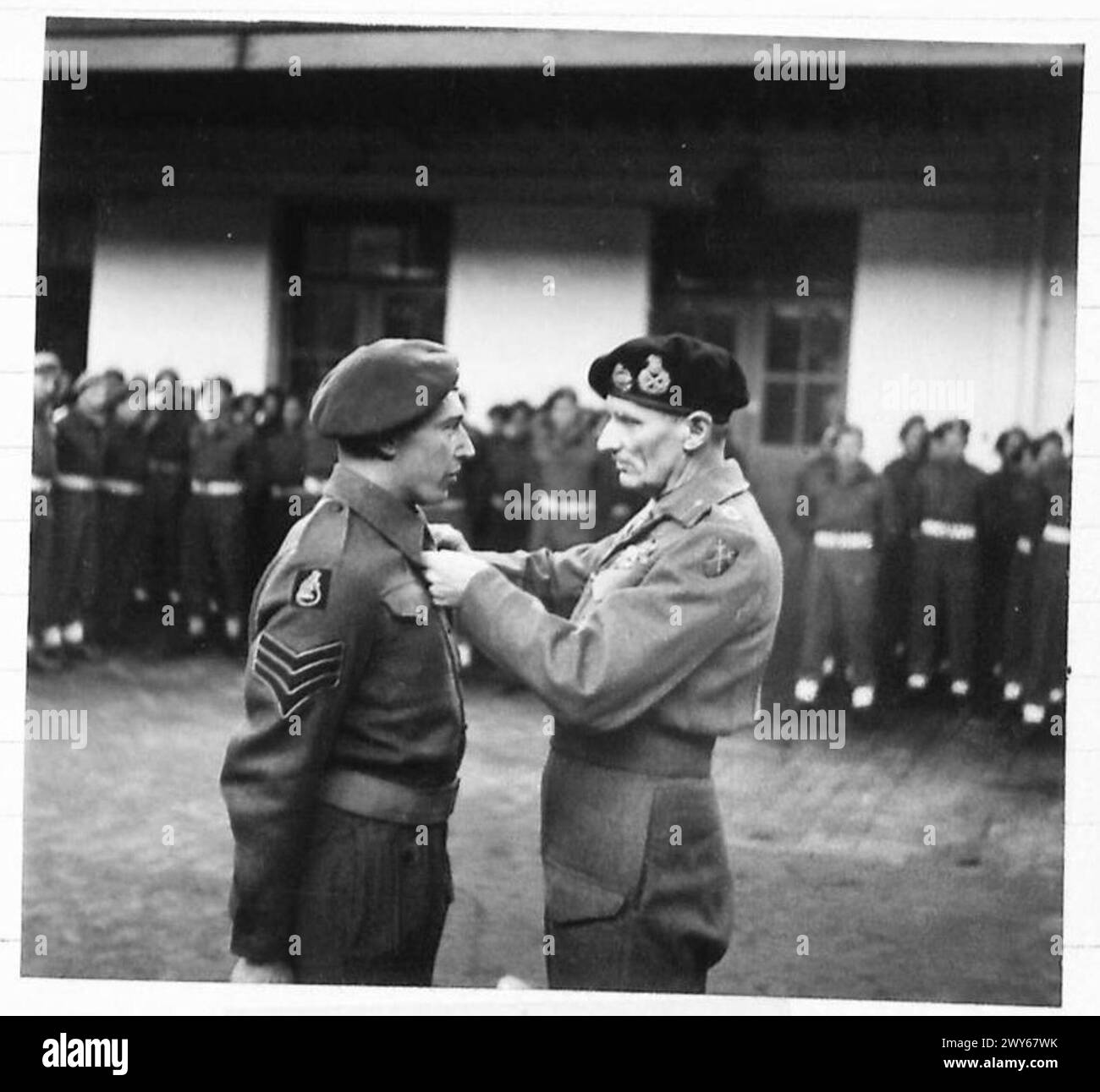 "DESERT RATS" INVESTITURE - Sgt. R. Barrett, MM 1 Rifle Bde receives ...