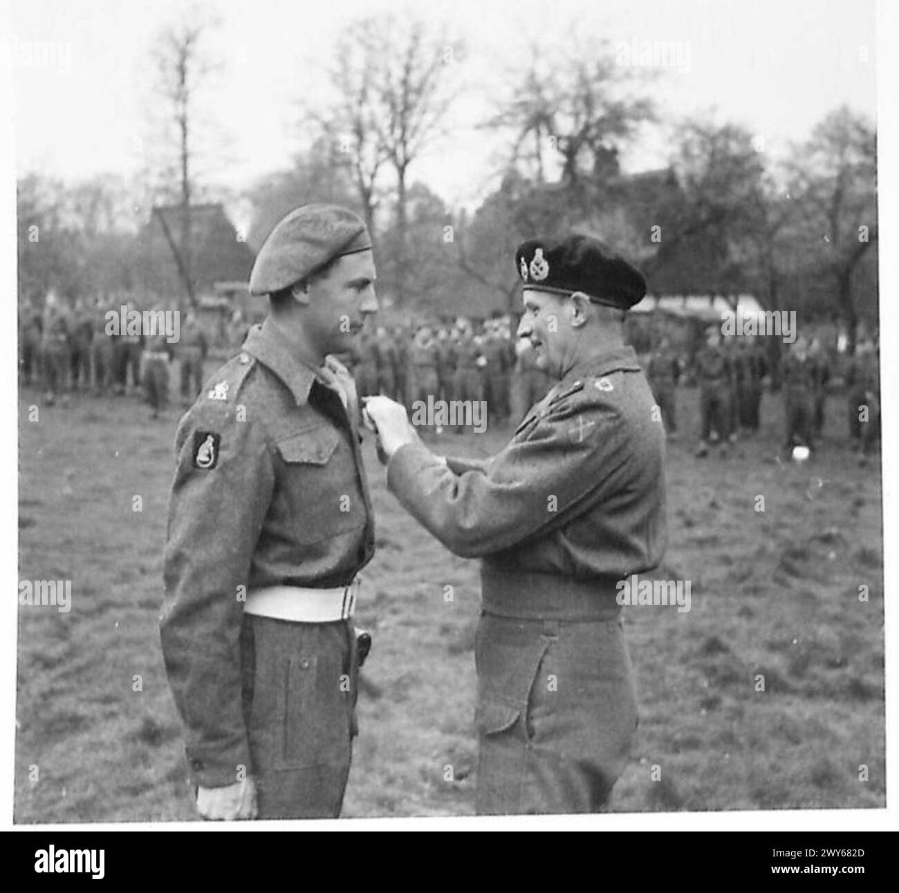 FIELD MARSHAL MONTGOMERY DECORATES "DESERT RATS" - Major G.T.A ...