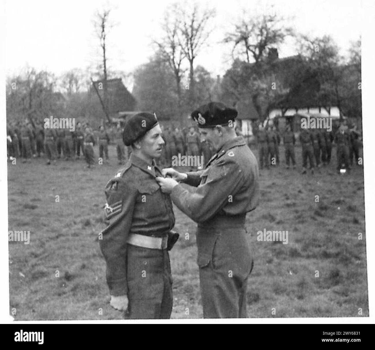 FIELD MARSHAL MONTGOMERY DECORATES "DESERT RATS" - Sergeant E.Glynn, 5 ...