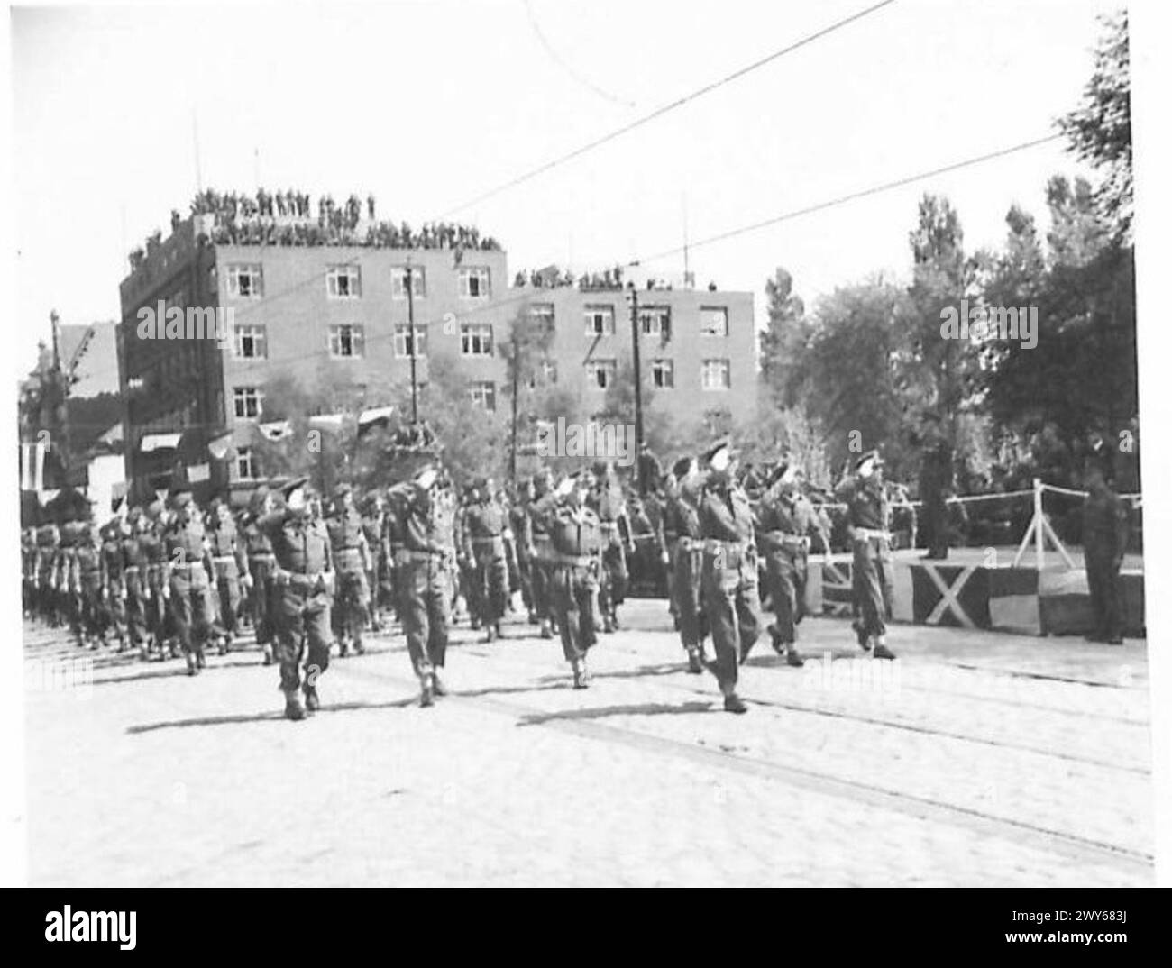 51ST HIGHLAND DIVISION : VICTORY PARADE - Troops marching past the ...
