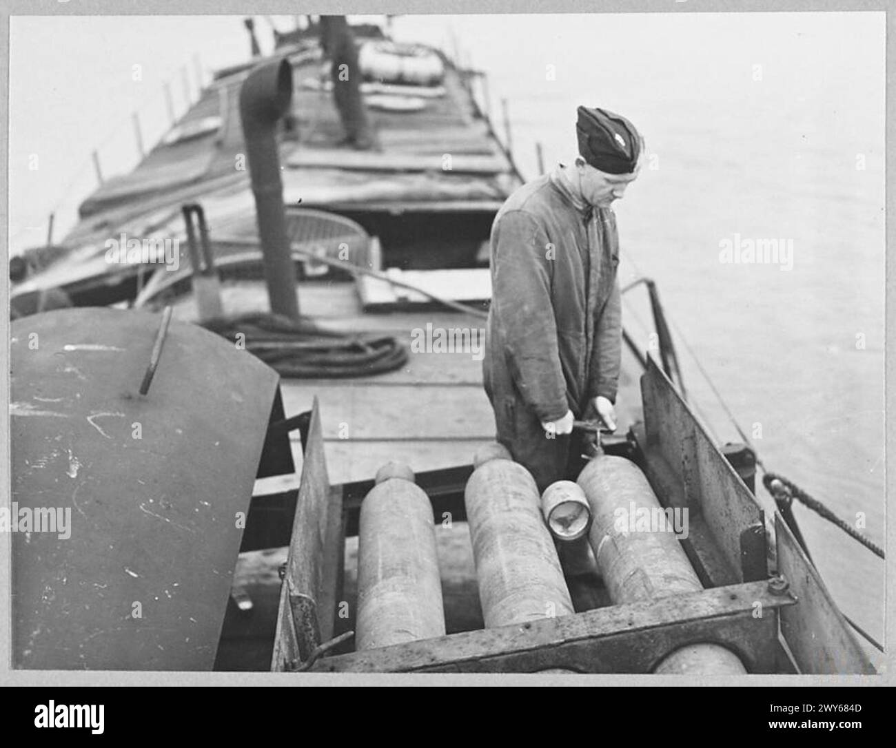 BARRAGE BALLOON TAKES TO THE WATER : - For story see CH.8662. Pressure ...