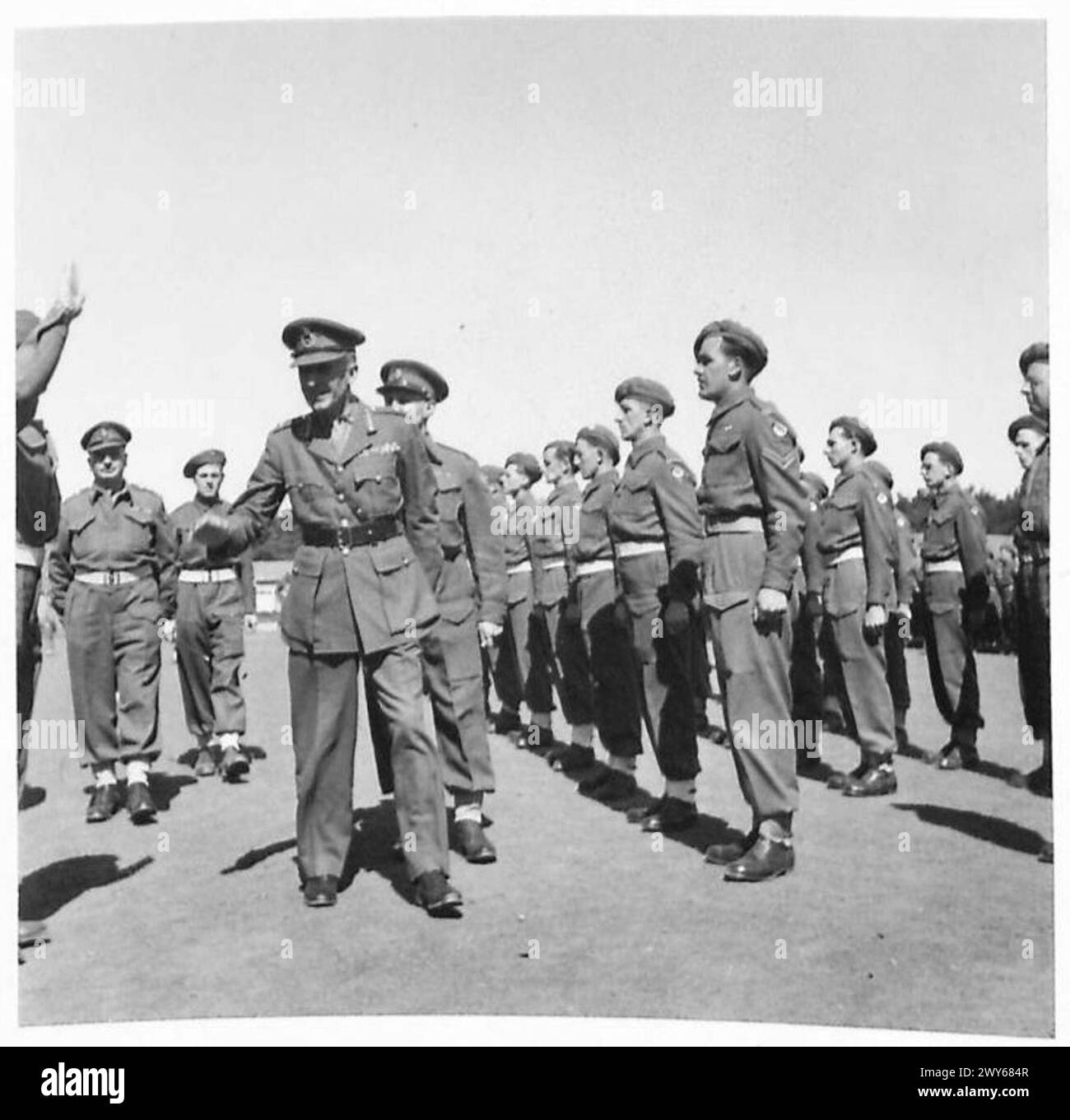 R.E.M.E. INSPECTED BY GENERAL HORROCKS - The General inspecting the ...
