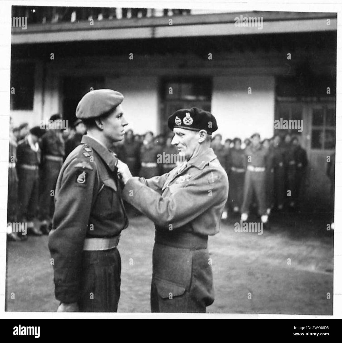 "DESERT RATS" INVESTITURE - Lt M.C. Keer, 621 Fd Squadron RE receives ...