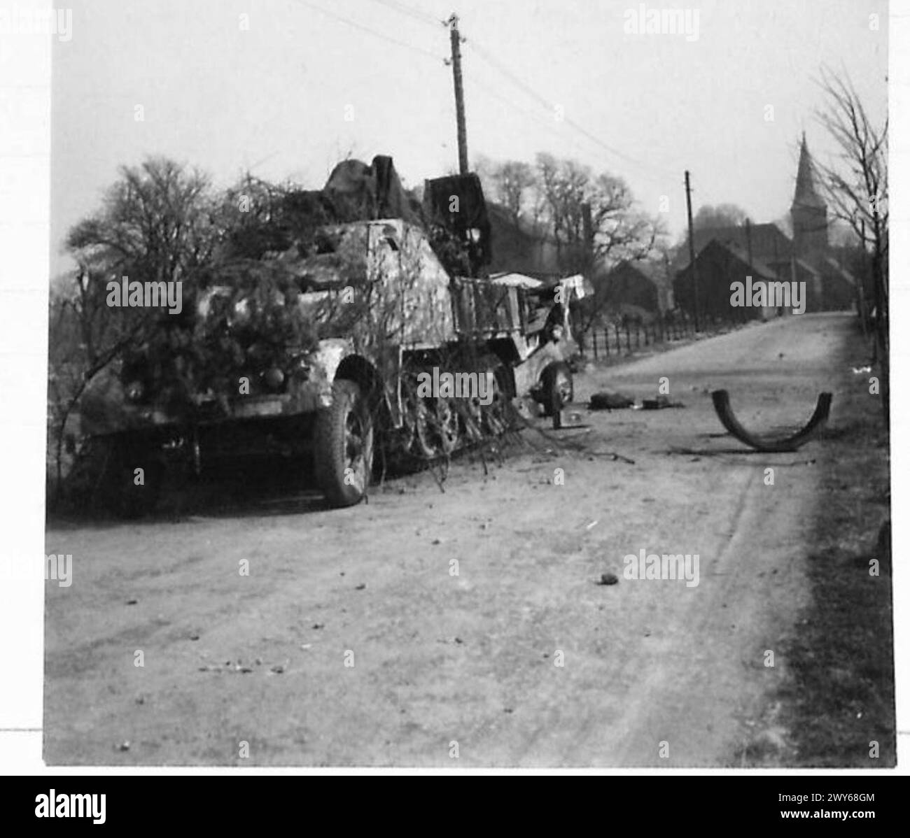 AIRBORNE TROOPS LAND EAST OF THE RHINE - The Airborne men took the crew ...