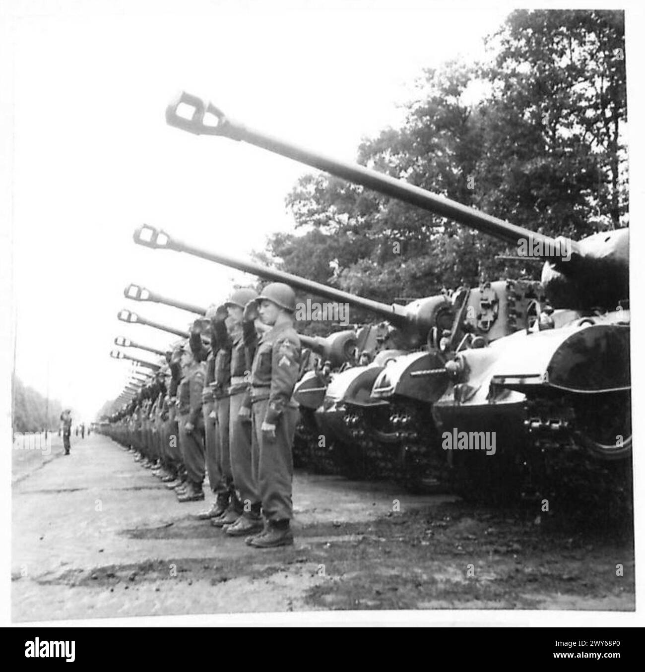 BRITISH AND AMERICAN CHIEFS OF STAFF INSPECT THE U.S. 2ND ARMOURED ...