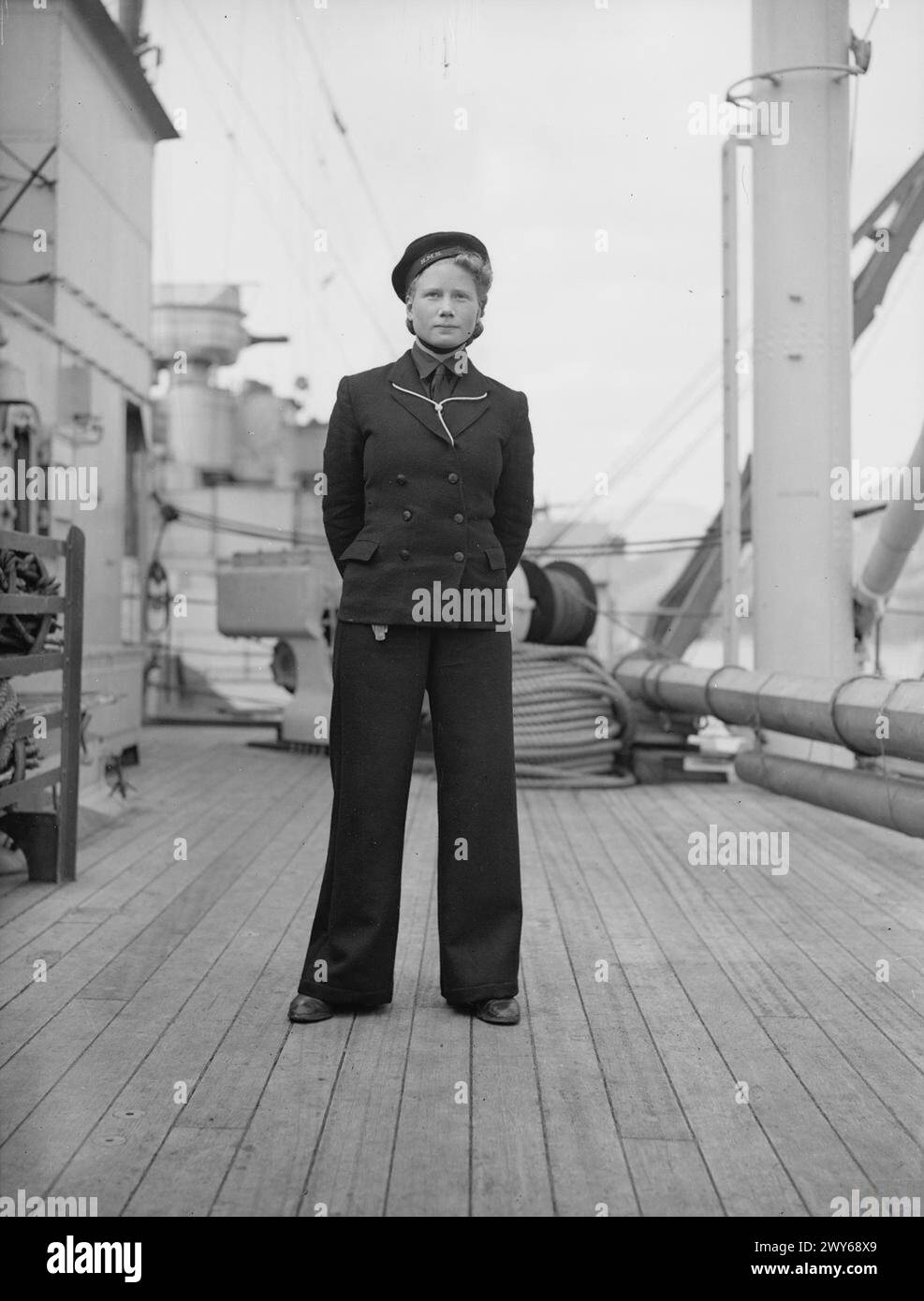 TRAINING OF WRNS BOATS CREWS. - A member of a Wrens boat crew in fair ...