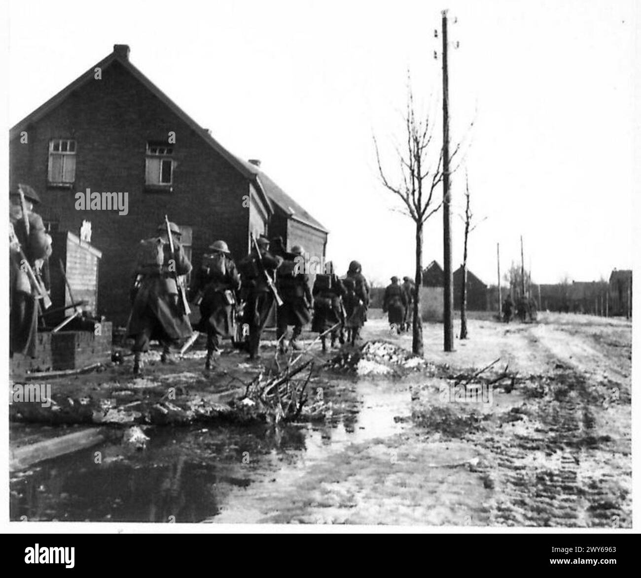 12 CORPS ADVANCE - Troops of the 9th Bn DLI moving into Schilberg ...
