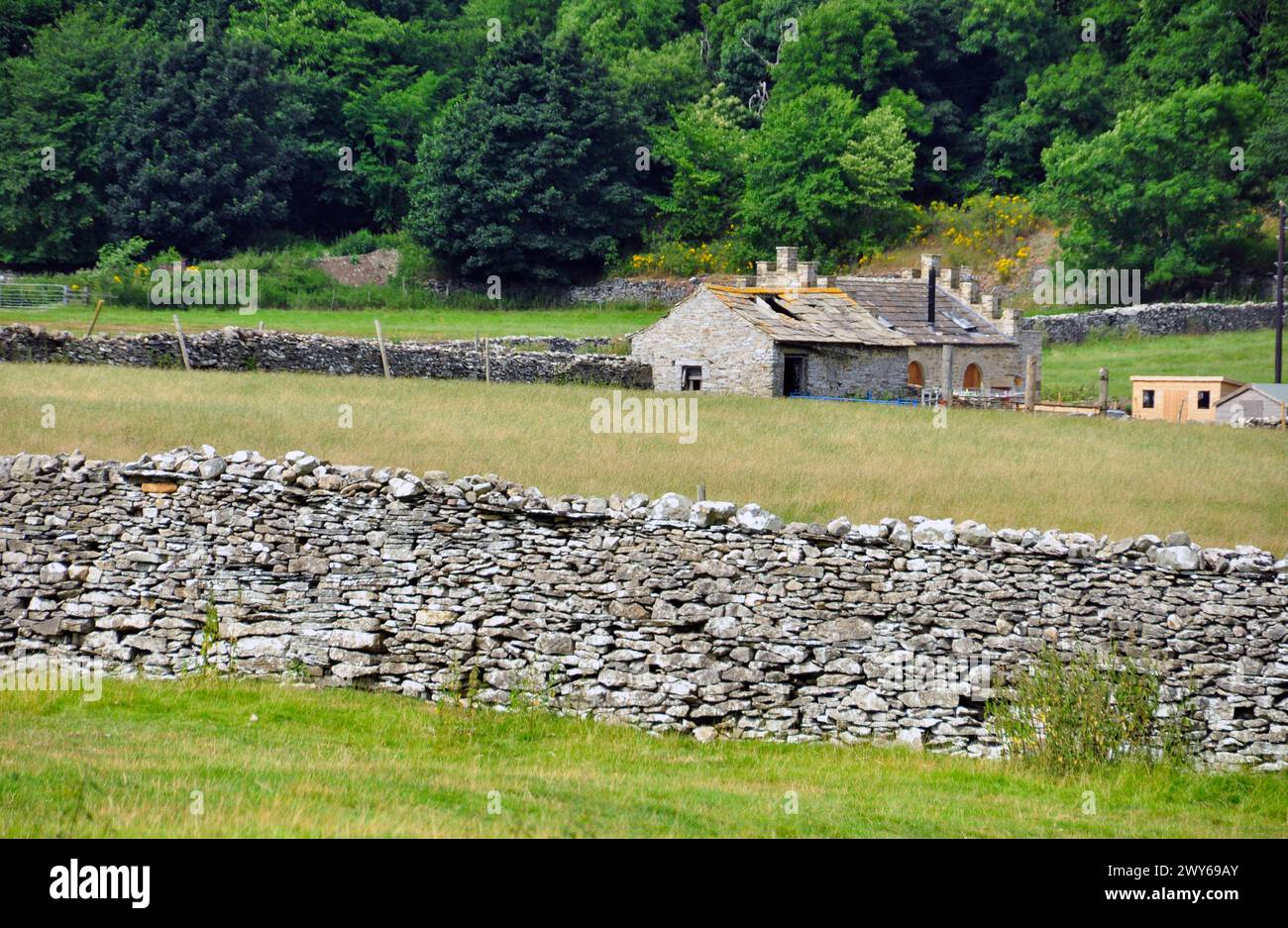 Field barn stone wall hi-res stock photography and images - Alamy