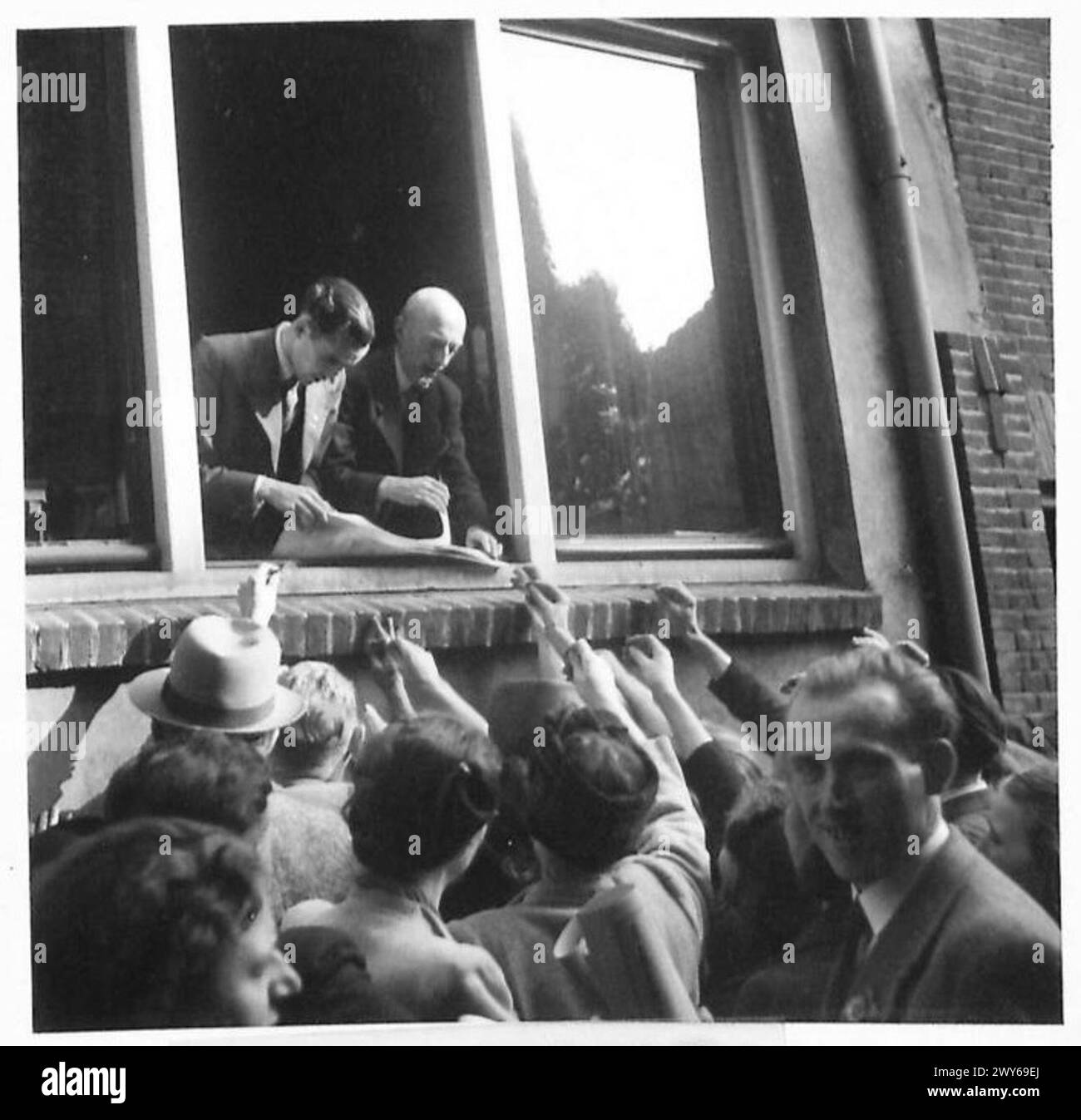 WITH THE BRITISH LIBERATION ARMY IN NIJMEGEN. - People of Nijmegen ...