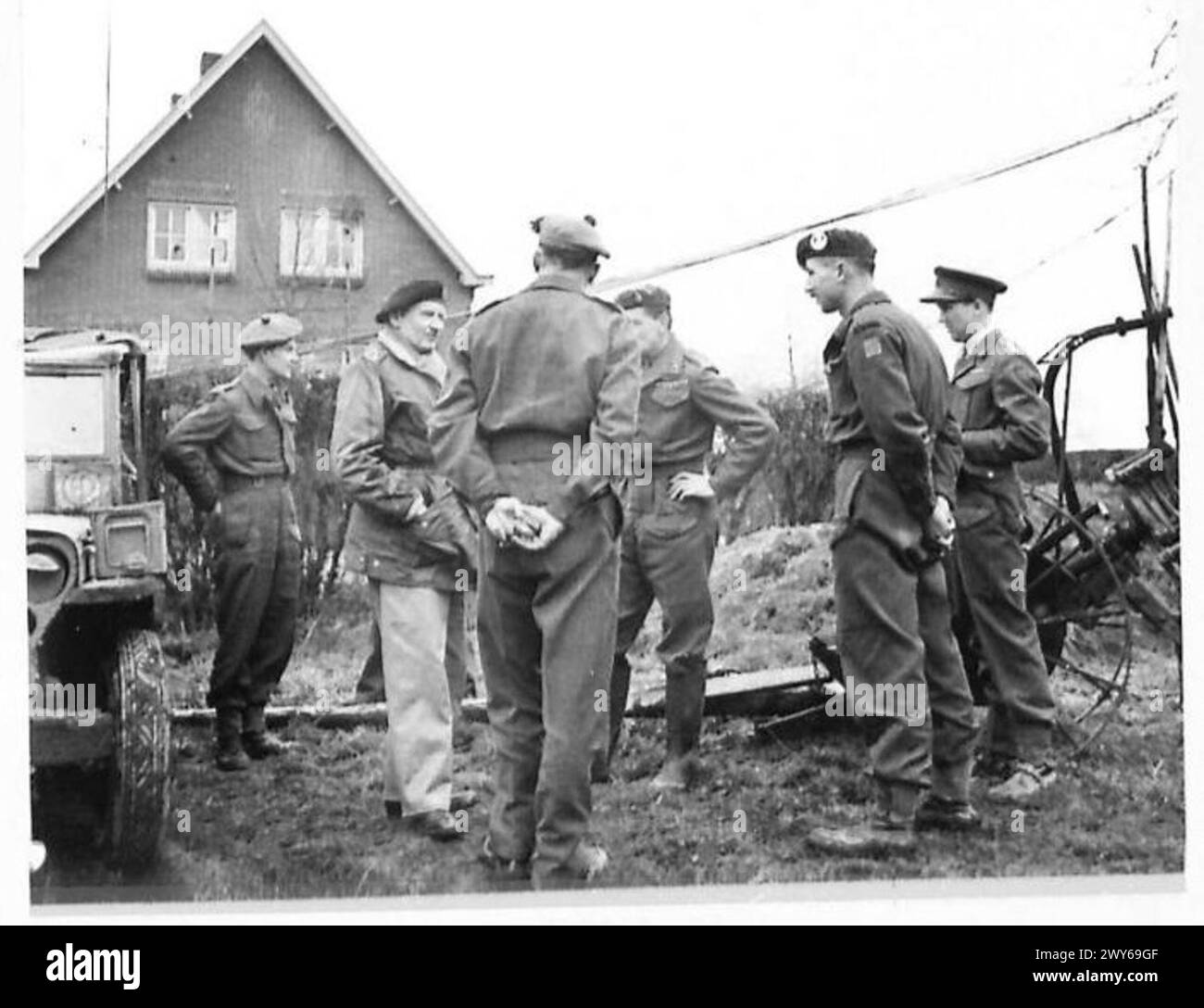 C-in-C VISITS 2ND ARMY DIV HQ - The C-in-C chats with Maj-Gen Rennis ...