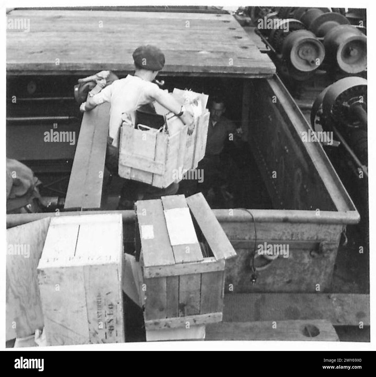 "DESERT RATS" ON THE KAISER WILHELM CANAL - Unloading the sets from the ...