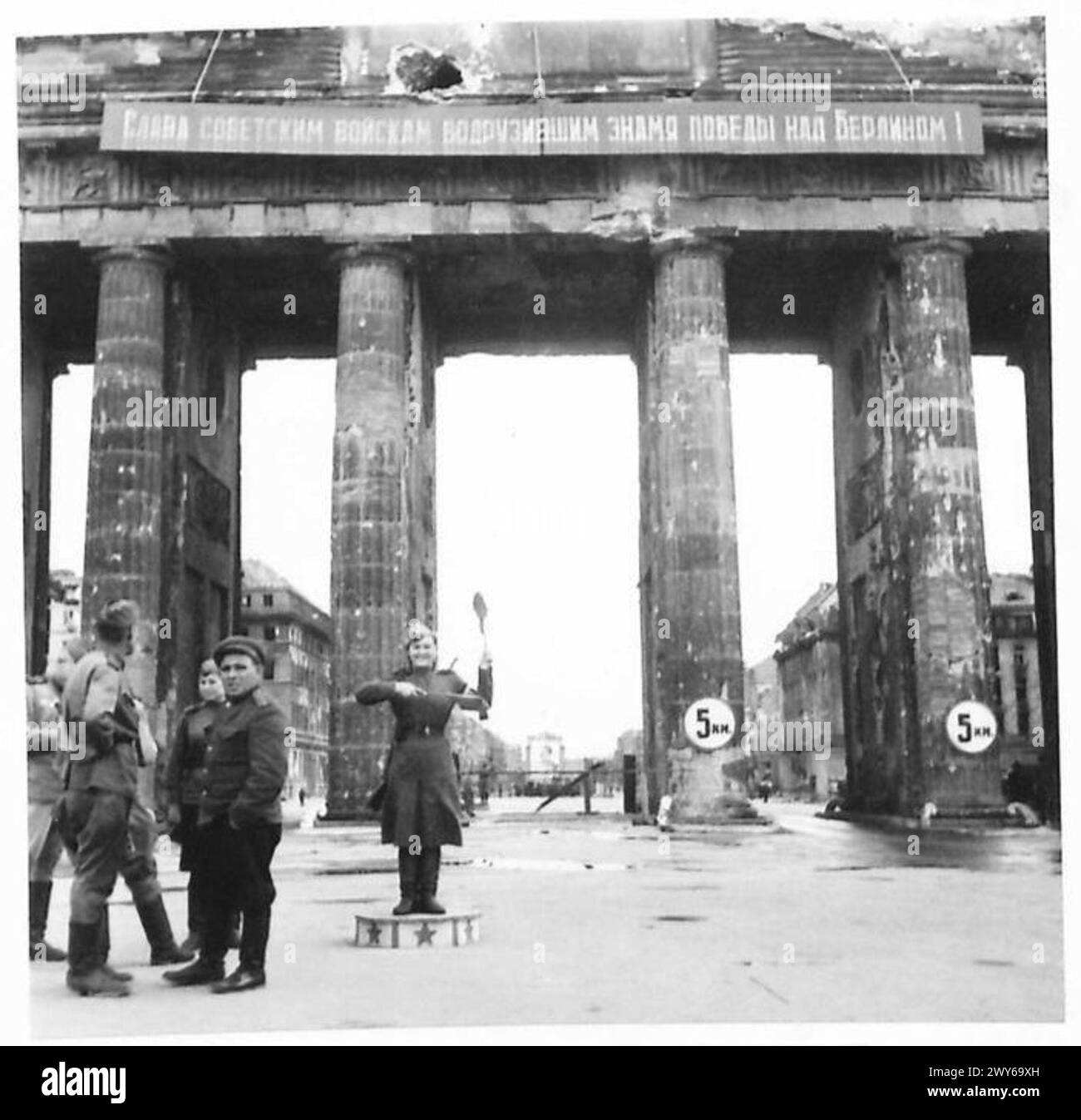 BERLIN TODAY - At the Brandenburg Gate - Russian point duty women and ...