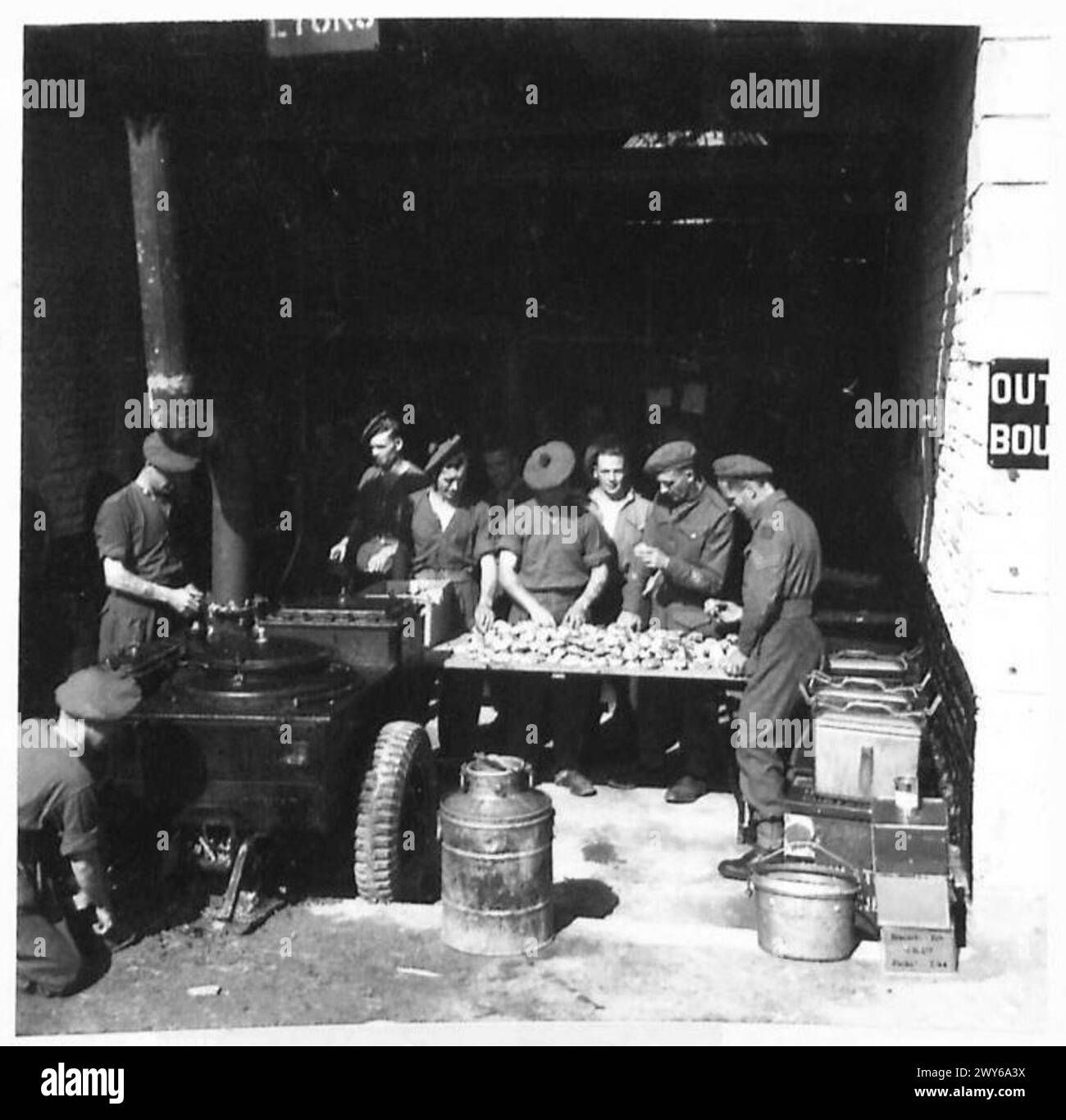 LEAVE CAMP IN NORMANDY - The spacious and well-equipped cookhouse ...