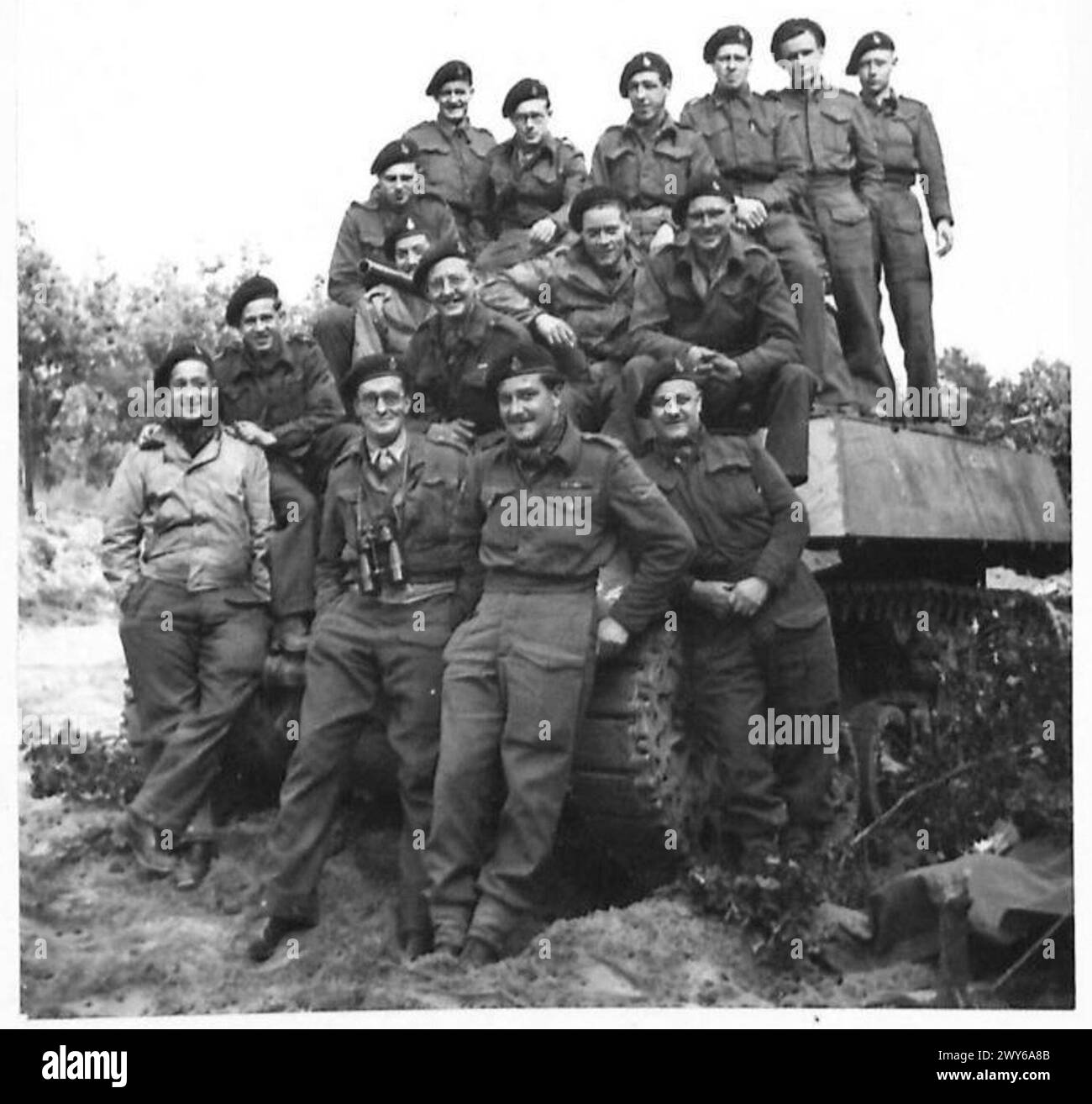 FIRST BIRTISH SOLDIERS ON GERMAN SOIL - The troop of the Sherwood ...