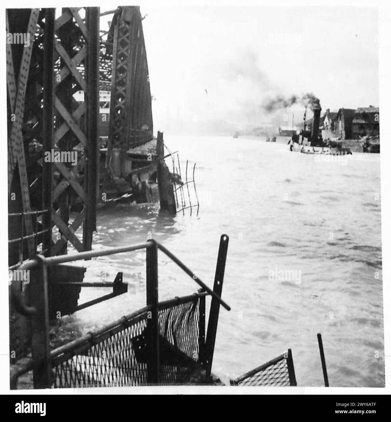 Blown up bridge visible hi-res stock photography and images - Alamy