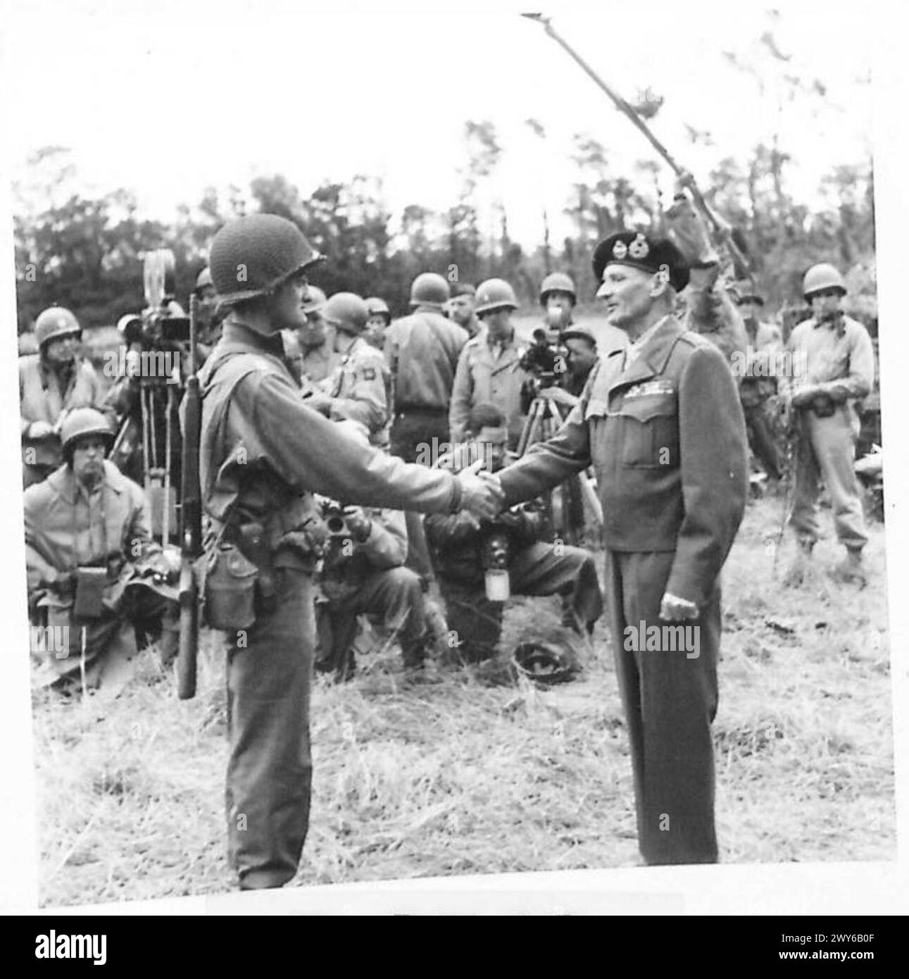 General Montgomery presents medals to American officers and ...