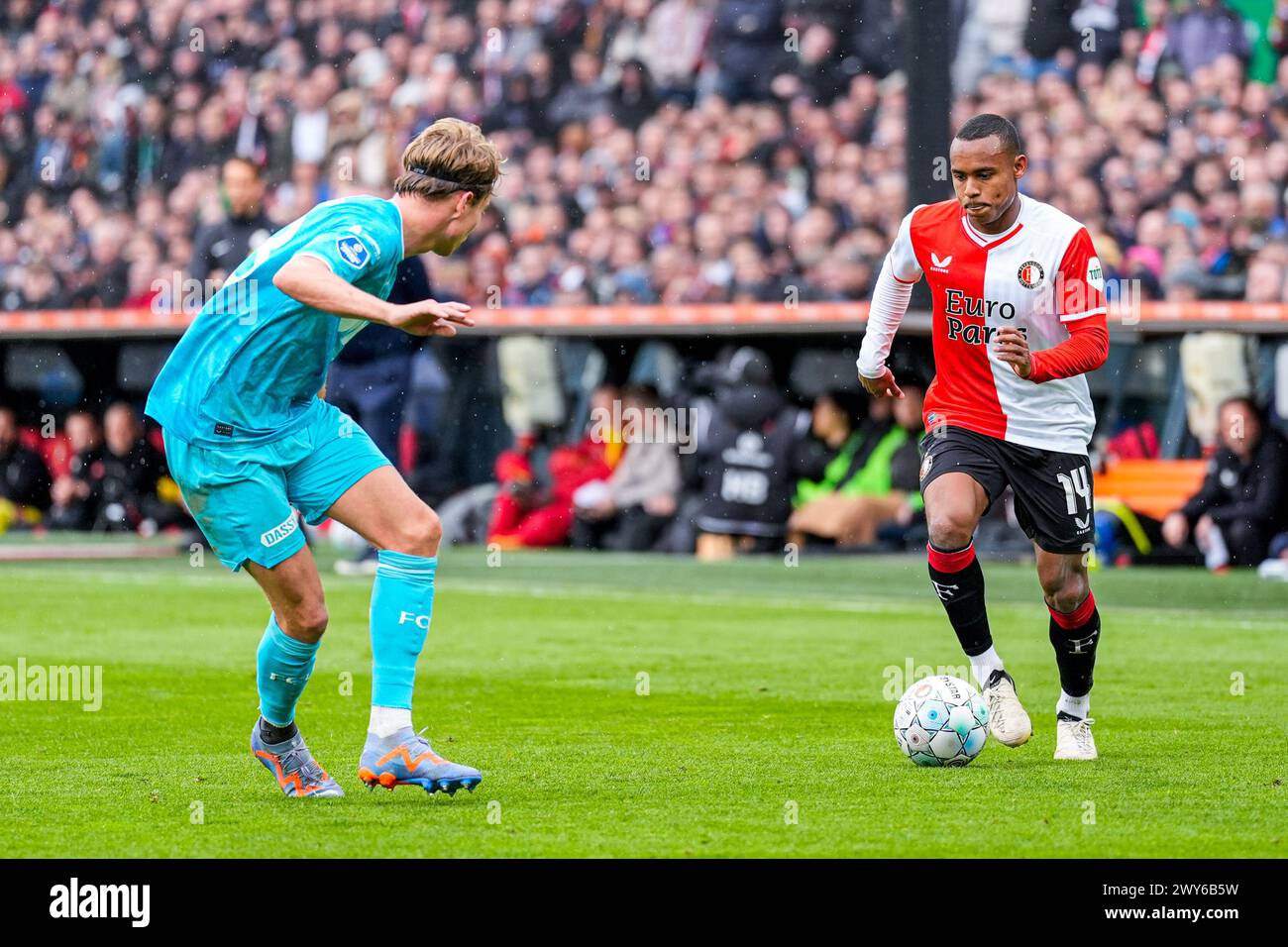 Rotterdam - Niklas Vesterlund of FC Utrecht, Igor Paixao of Feyenoord ...