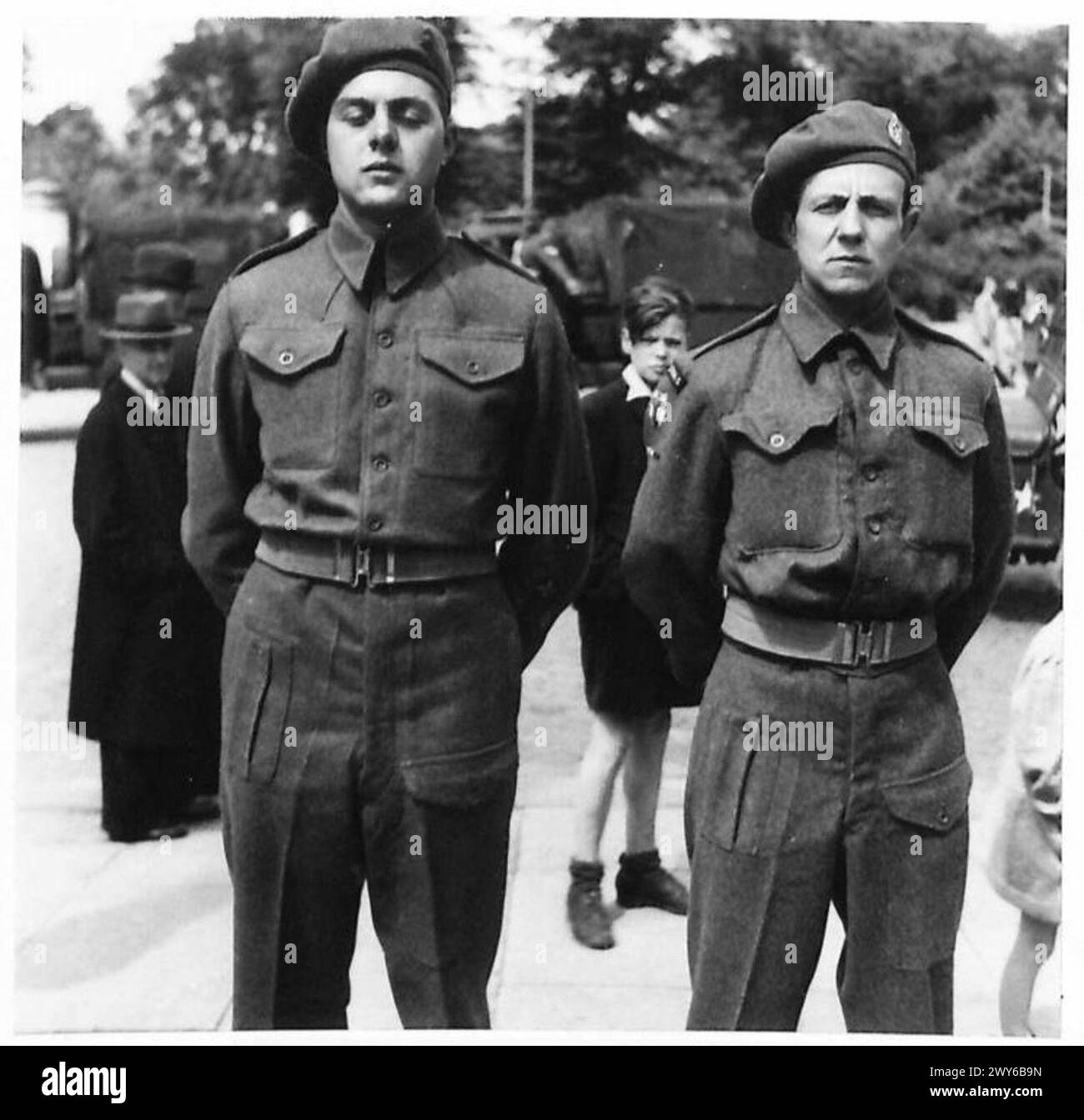 Gunner Wilkinson of 1st Heavy Regiment and Sgmn. Gripps of 3 A.G.R.A ...