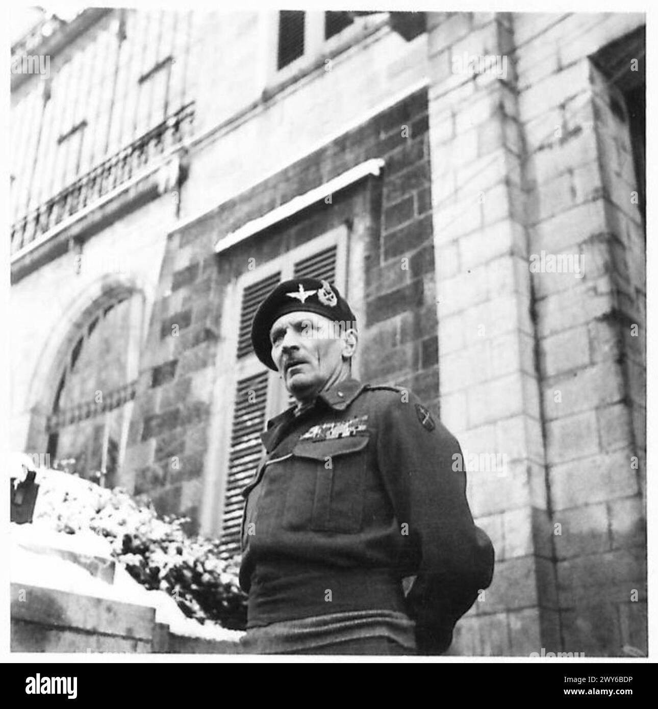 HOW AIRBORNE COMMANDANT VISITS HIS TROOPS - The Commander-in-Chief ...