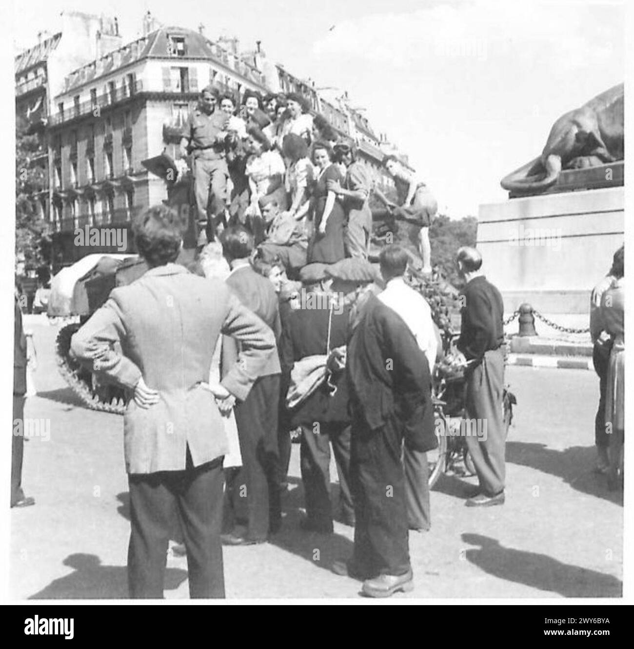 The citizens of Paris line the streets to welcome British, American ...