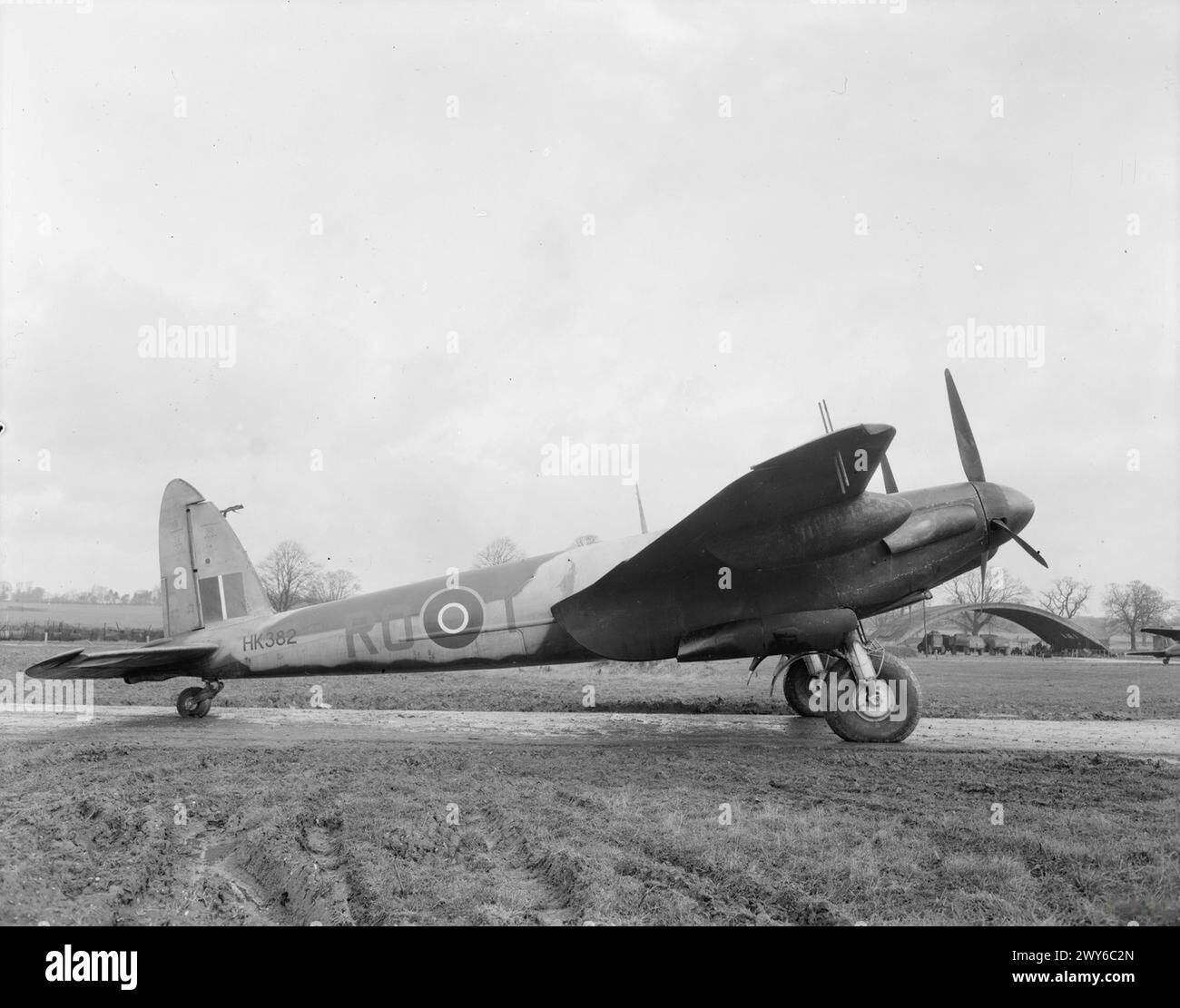 AIRCRAFT OF THE ROYAL AIR FORCE 1939-1945: DE HAVILLAND DH.98 MOSQUITO ...