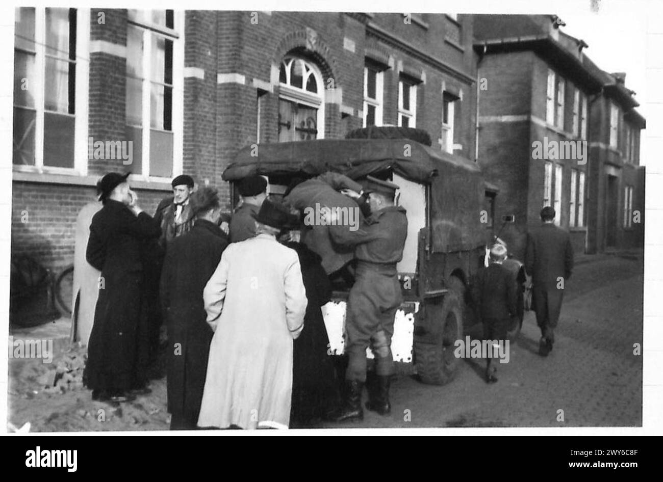 DUTCH EVACUEES FROM THE BATTLE AREAS. - Military Police assist the ...