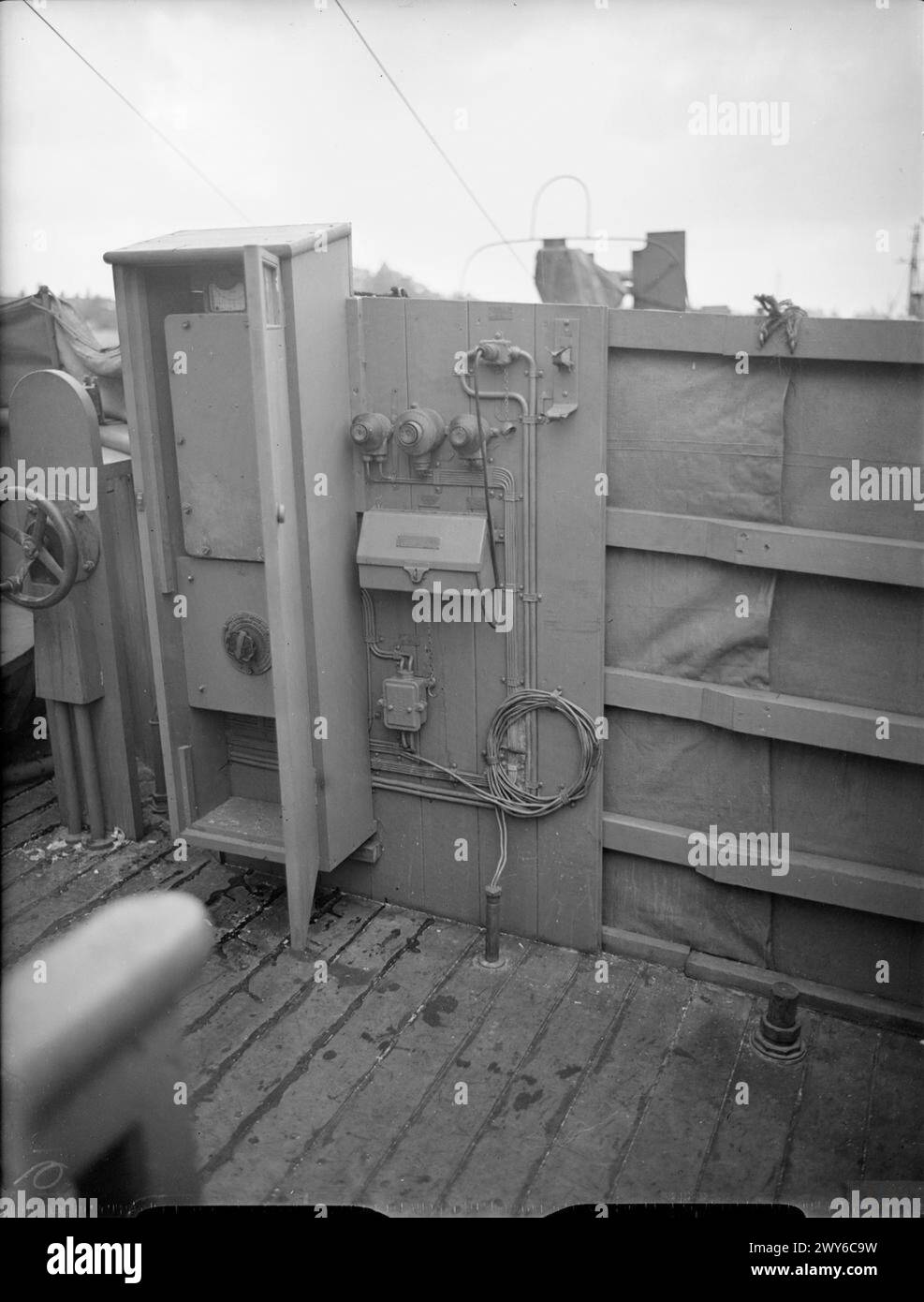 THE ROYAL NAVY DURING THE SECOND WORLD WAR - A control position on ...